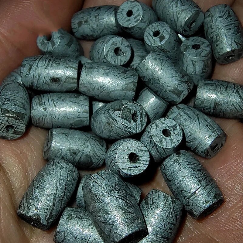 Натуральные бусины из метеорита