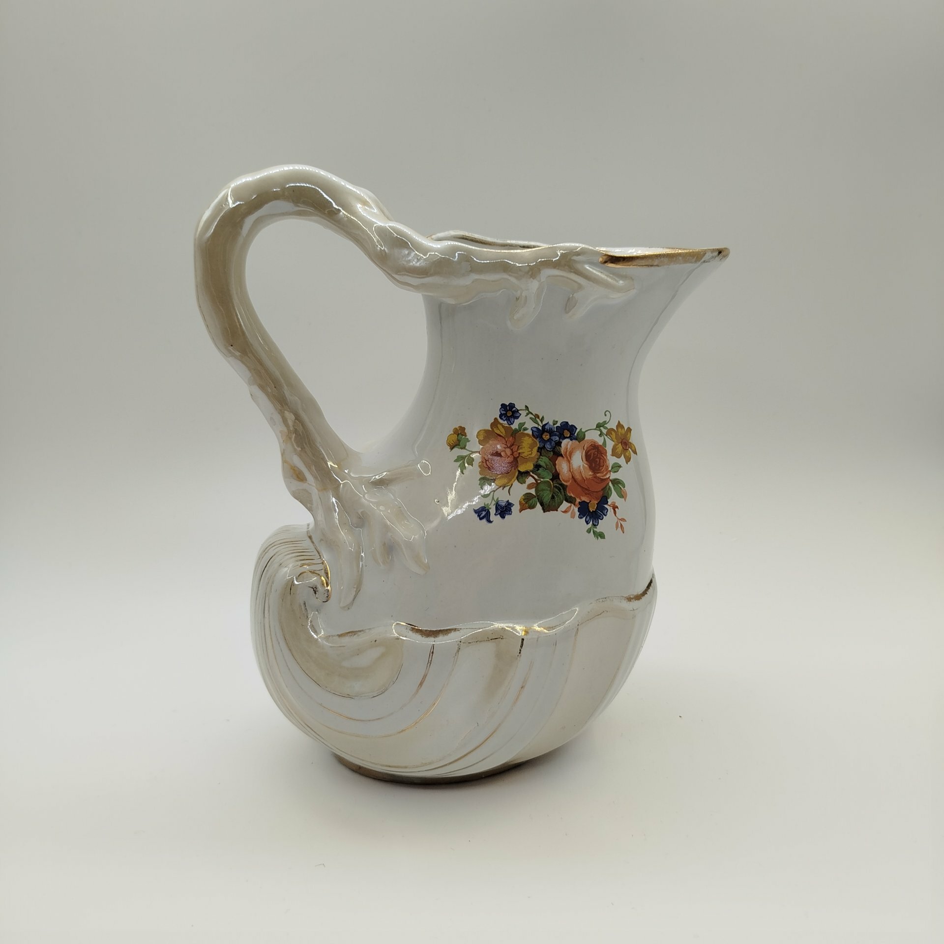 Кувшин с цветочным декором и фигурной ручкой, фаянс, золочение, деколь, люстр