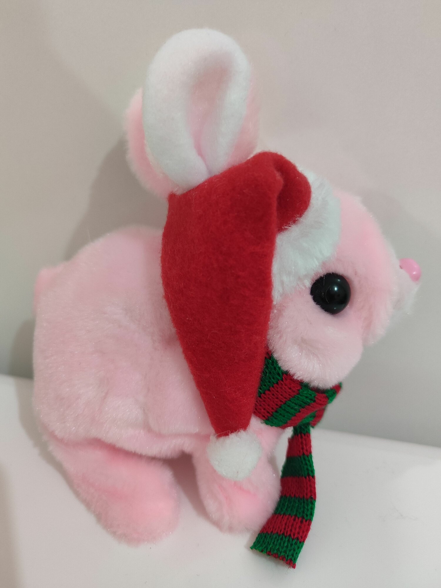 Интерактивная мягкая игрушка на батарейках механический/Зайчик, прыгающий кролик с колпаком и шарфиком/подарок на праздник