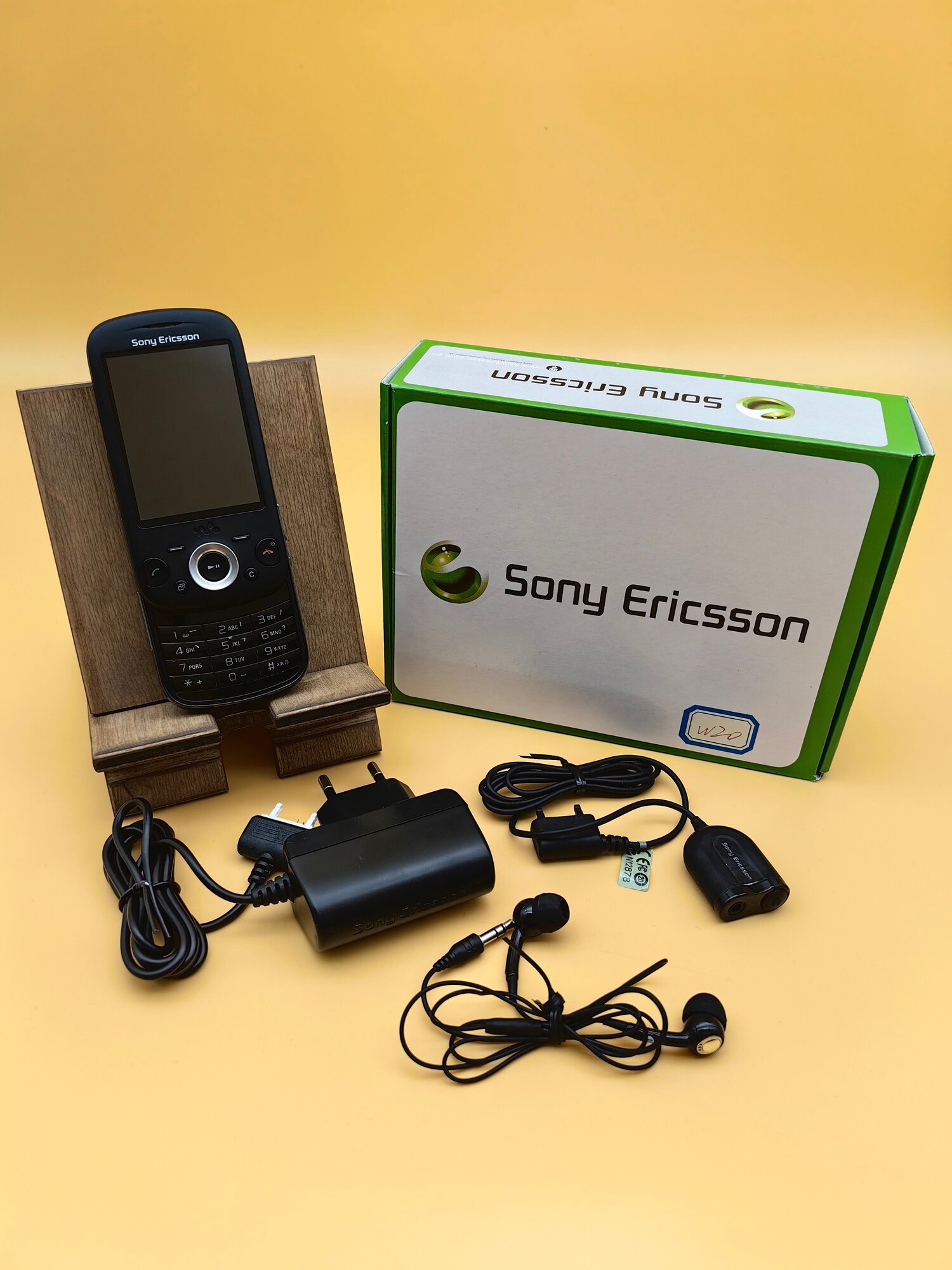 Мобильный раритетный кнопочный телефон слайдер Sony Ericsson Zylo (W20i), Черный