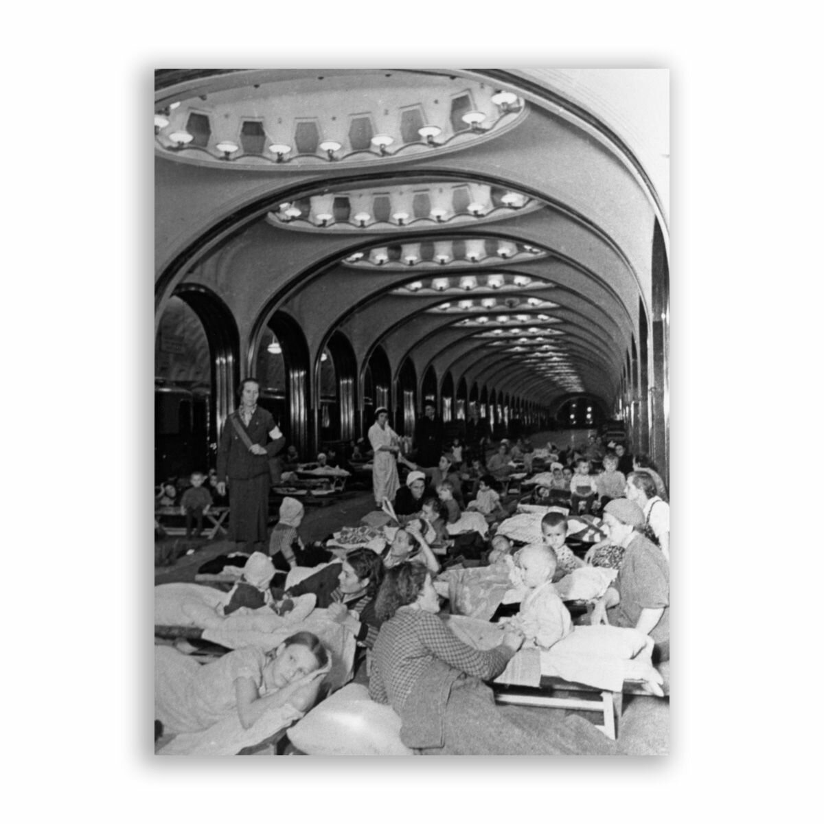 Советский постер, плакат на бумаге / Метро Маяковская во время бомбардировок, 1945 / Размер 30 x 40 см