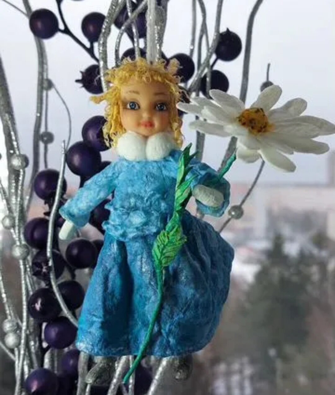 Ватная игрушка. Девочка с ромашкой