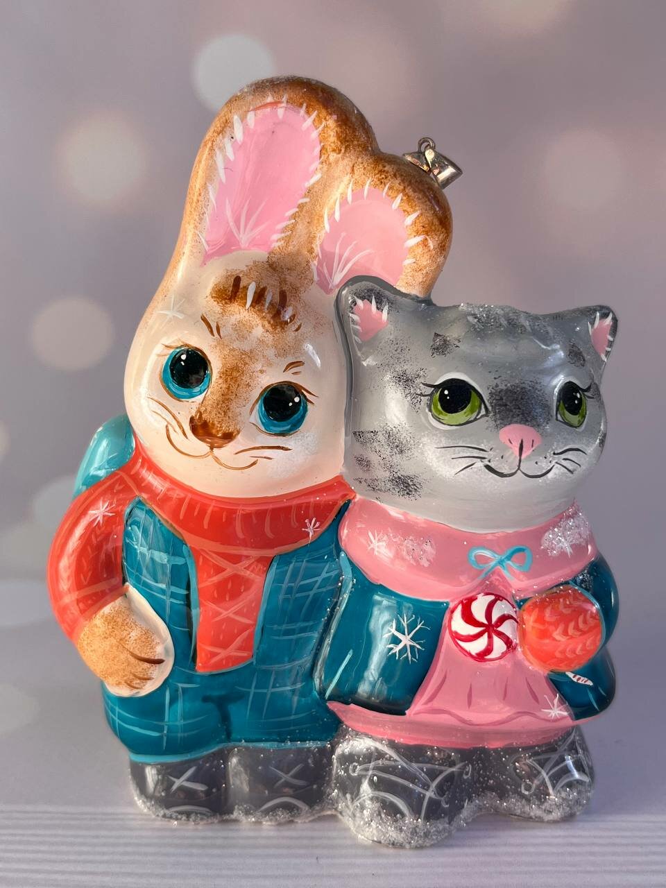 Фигурка интерьерная елочная игрушка статуэтка из фарфора Кролик и кошка форма Гжель