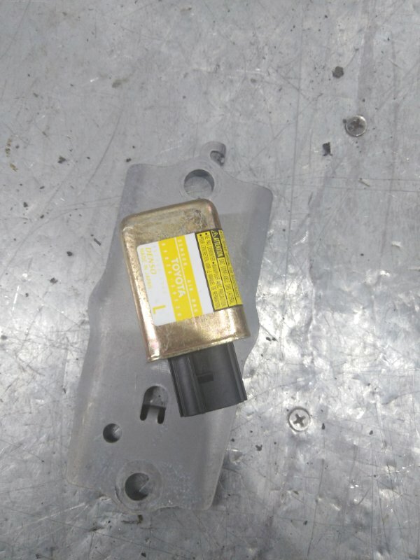 Датчик удара передний левый Toyota Crown GRS182 8983030120