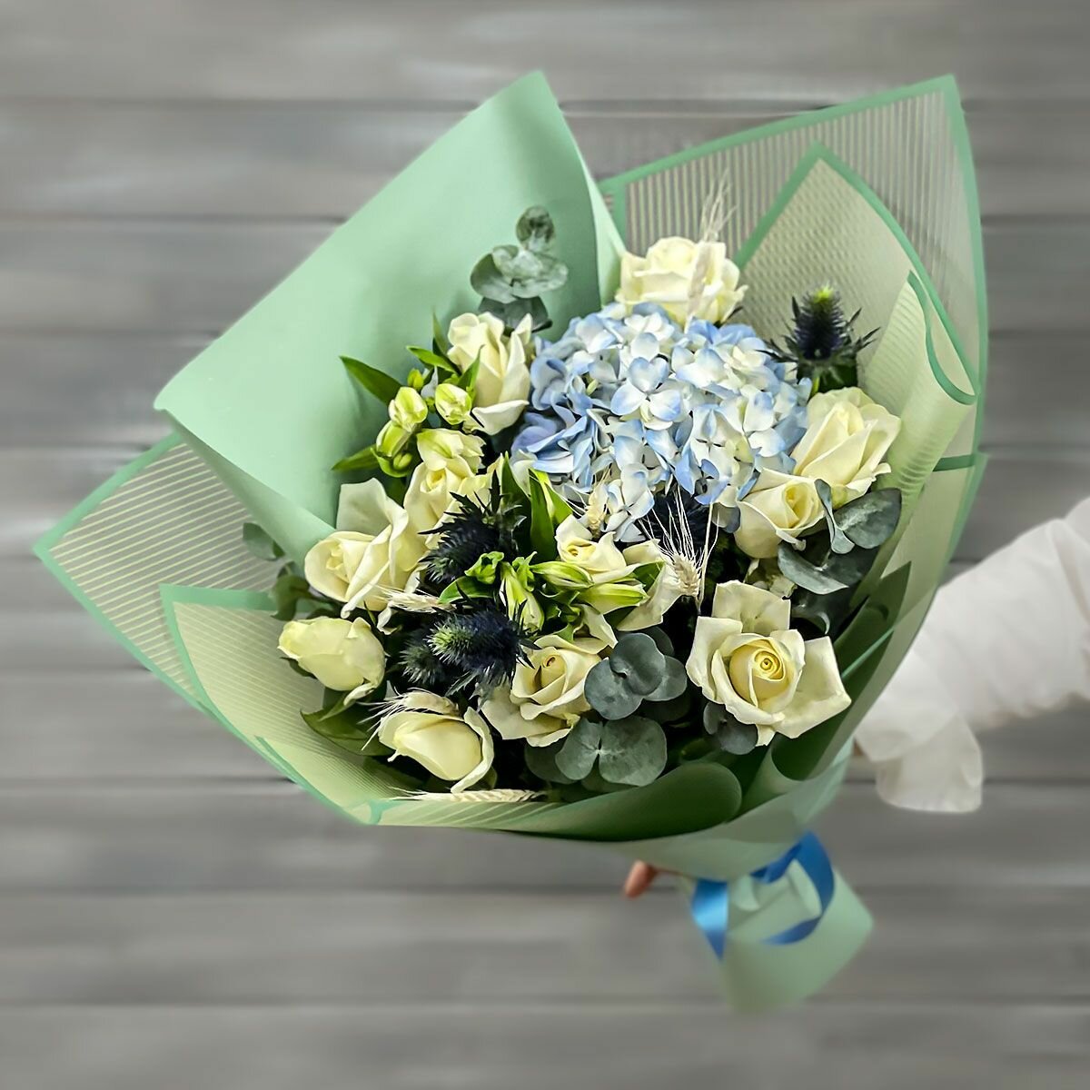 Букет из живых цветов роз, гортензии и альстромерий