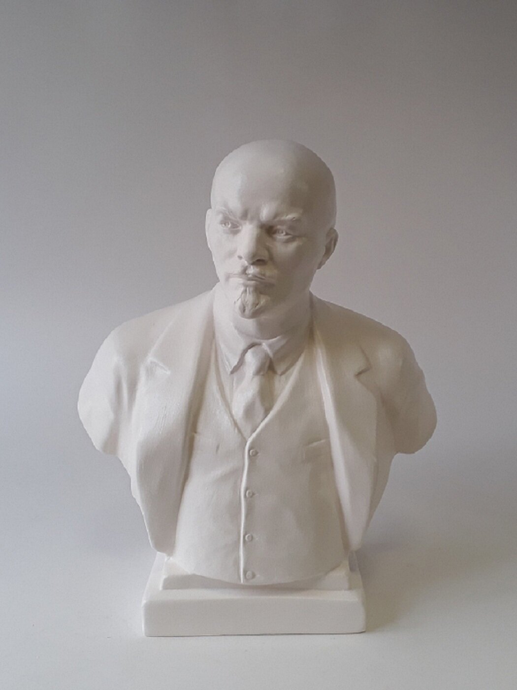 Статуэтка бюст политический деятель В. И. Ленин. Высота 18см. Гипс. Цвет белый. Подарок руководителю в кабинет, учителю истории на день рождения, мужчине на юбилей.