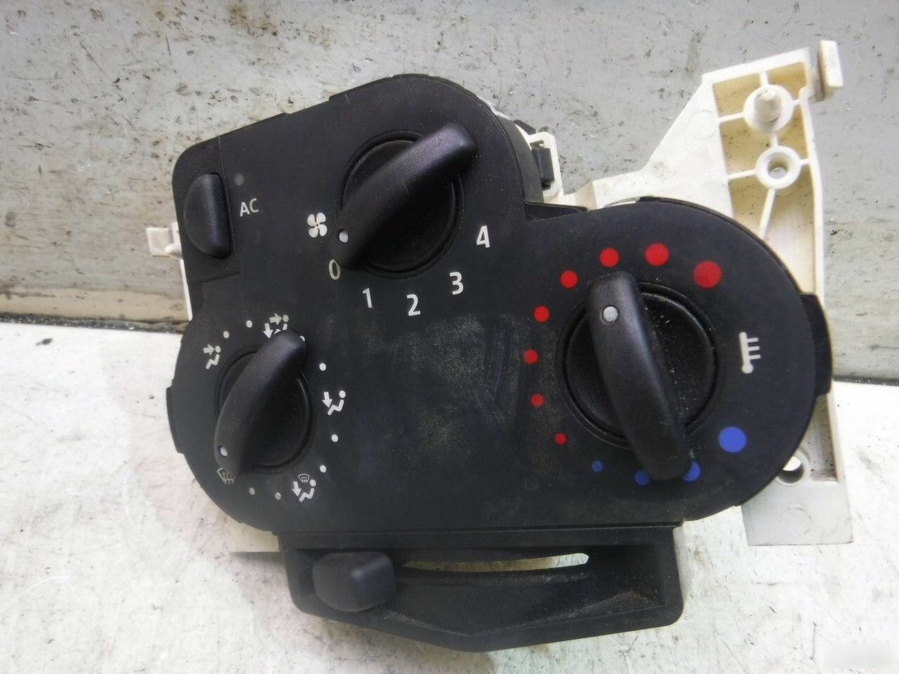 Блок управления отопителем Renault Logan I 6001547668