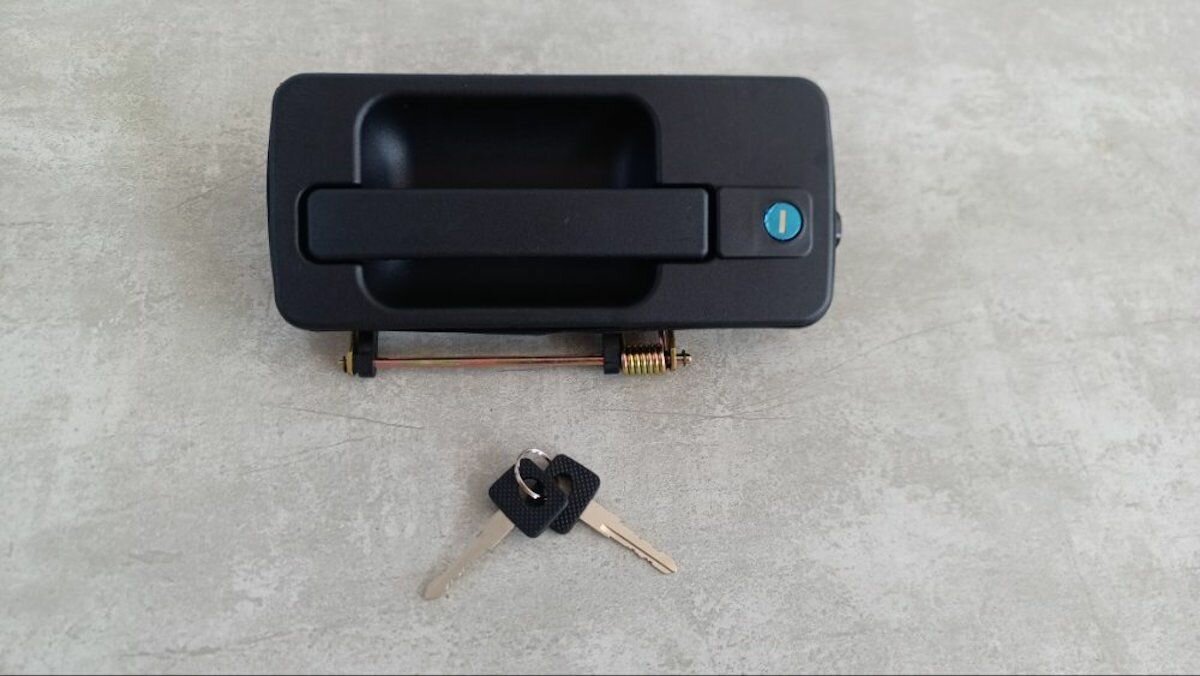 Ручка двери левая мерседес актрос аксор КАМАЗ-5490 наружная (MERCEDES KAMAZ)