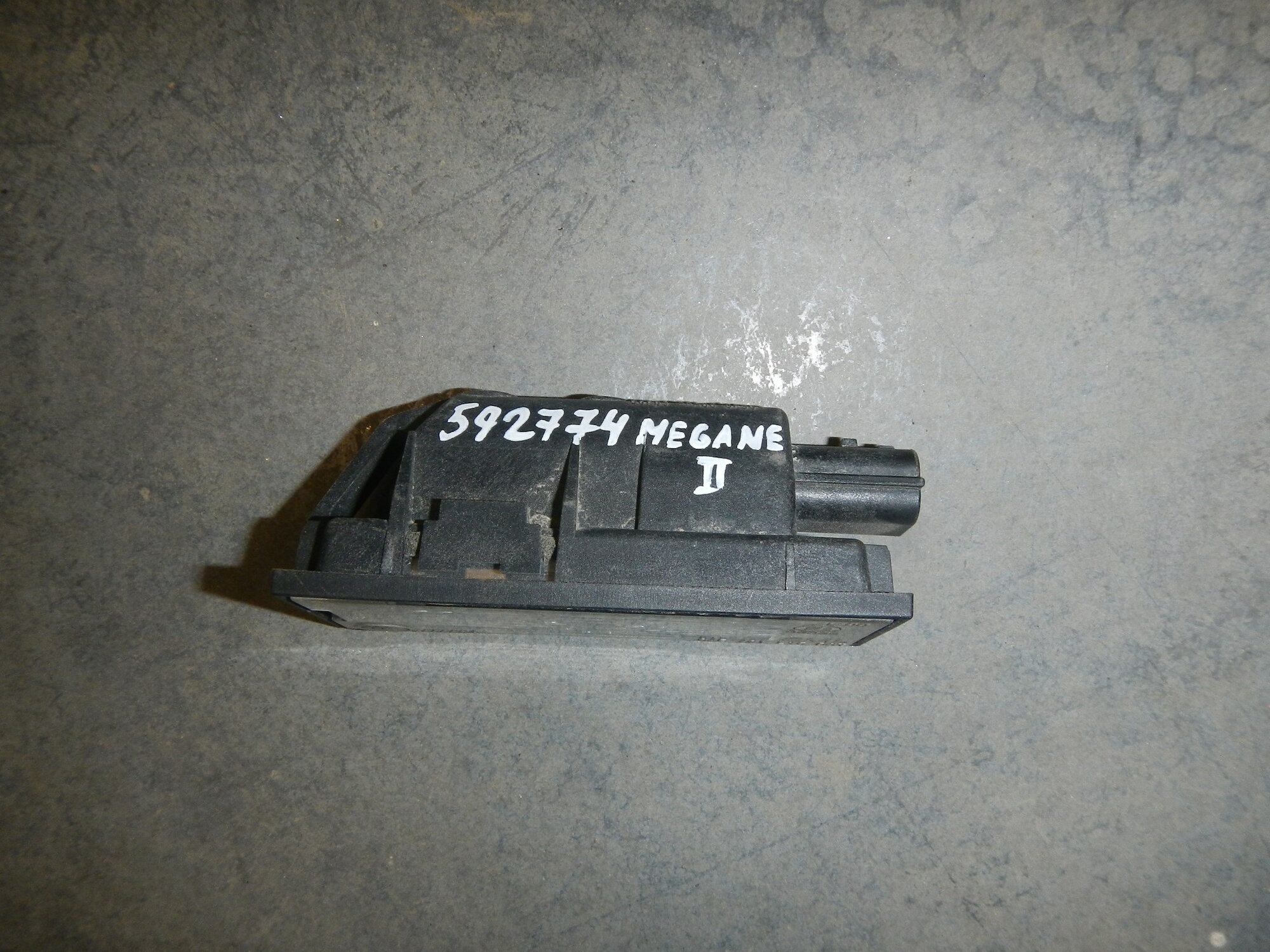 Б/У Фонарь подсветки номера, Renault (Рено)-MEGANE II (02-09) RENAULT MEGANE II (02-09) Грязь внутри, царапины. 592774 R...