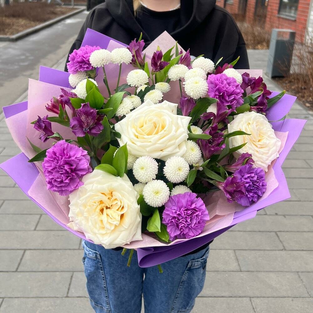Букет из кремовых роз и фиолетовых гвоздик с альстромерией - римская роза