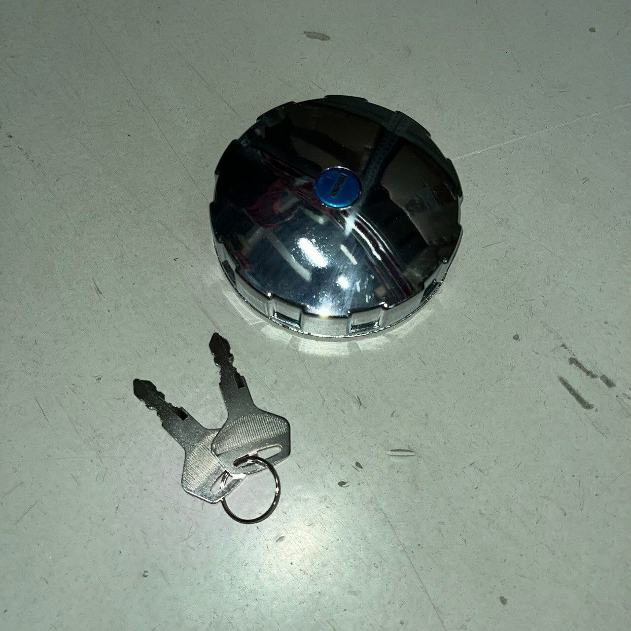 Крышка бензобака Иж с замком (под хром)