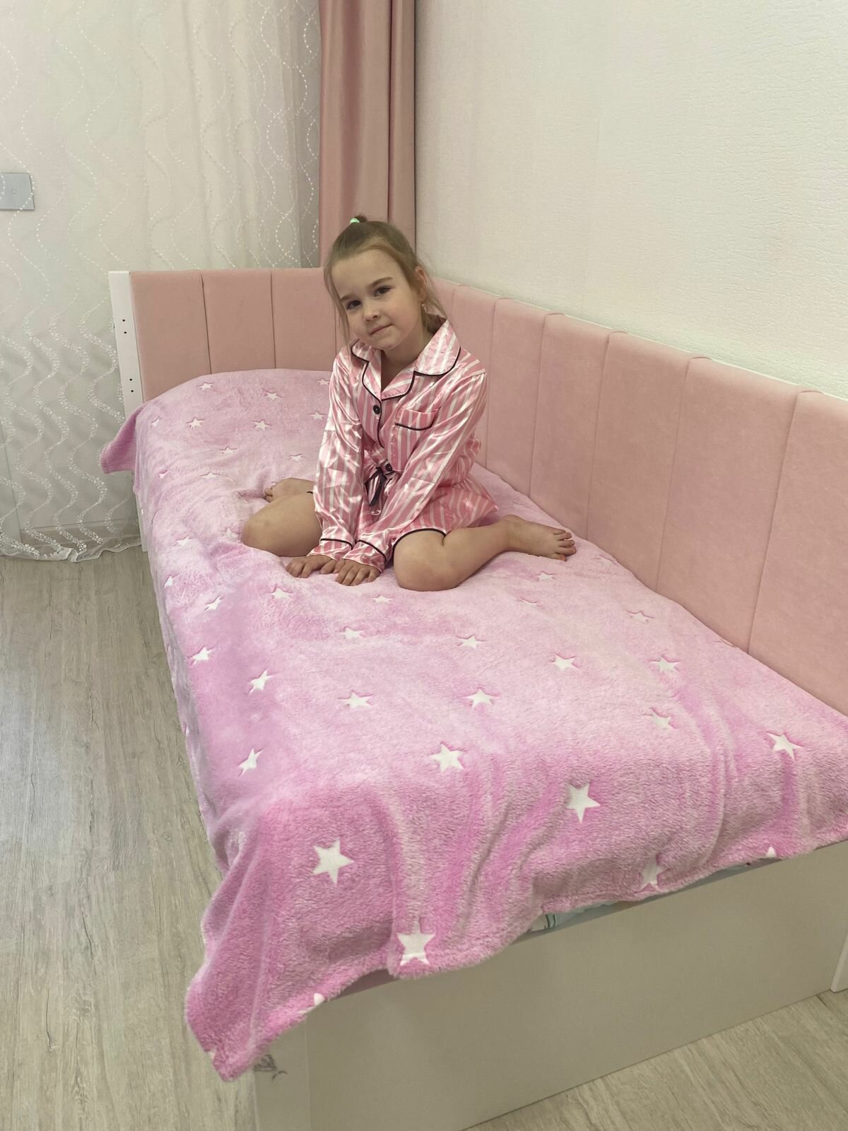 Детская кровать-тахта "Лейси" с мягкими спинками, велюр, массив дерева, 160х80 см, с бортиком, с ящиками, розовая, угол левый