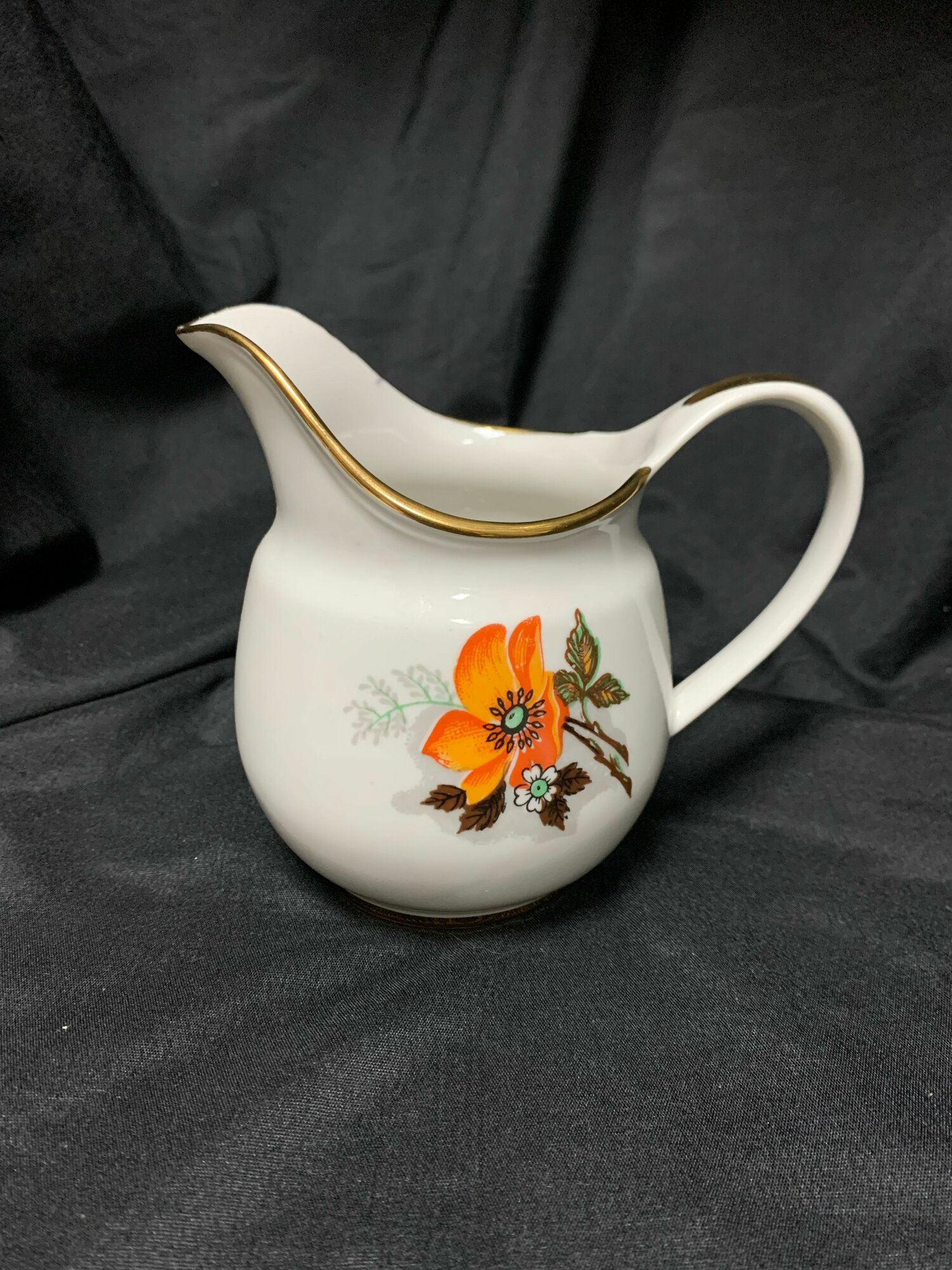 Фарфоровый молочник "Маки"