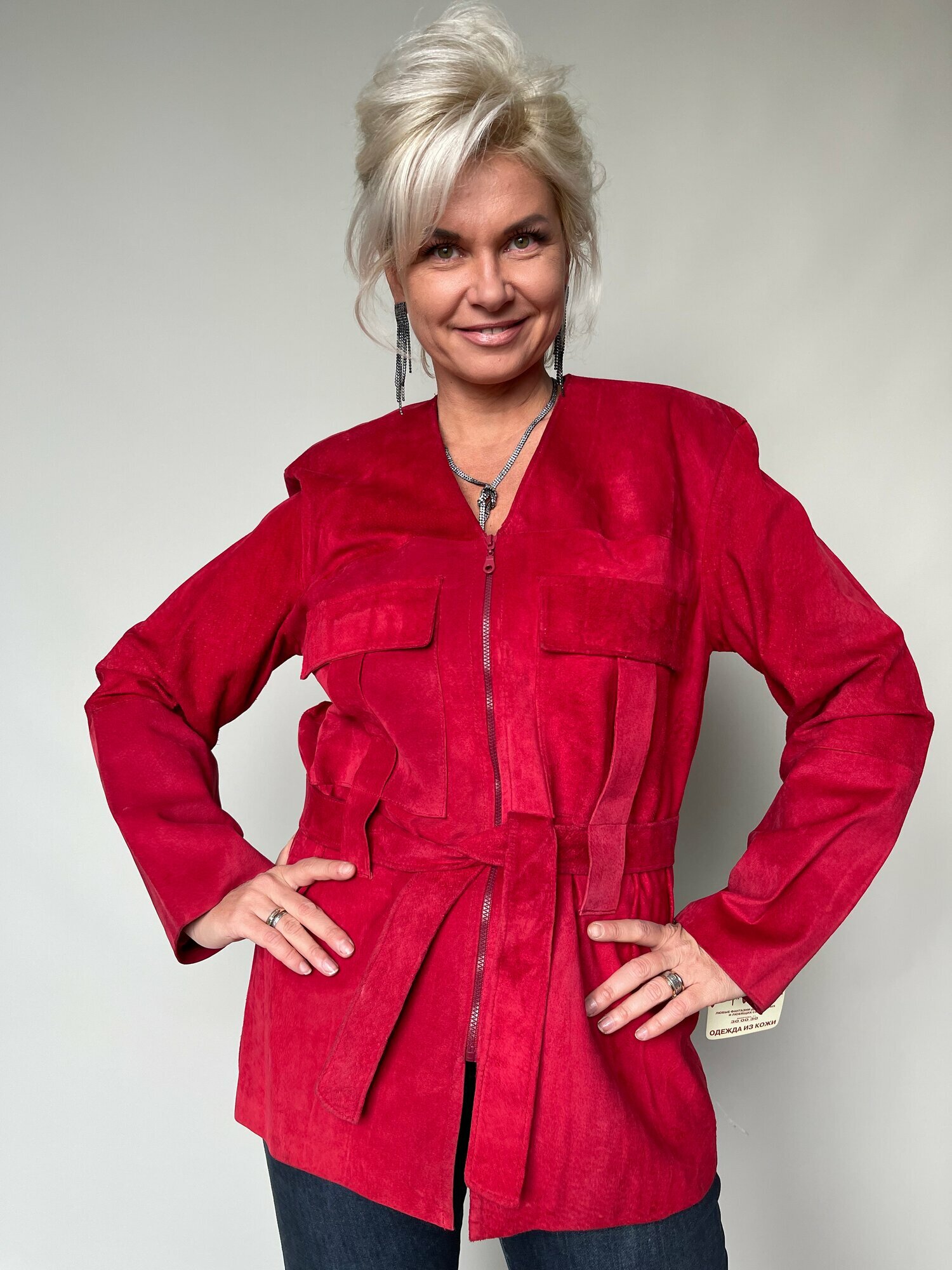 Куртка женская из натуральной замши с поясом цв.красный р.46-48 /12477/