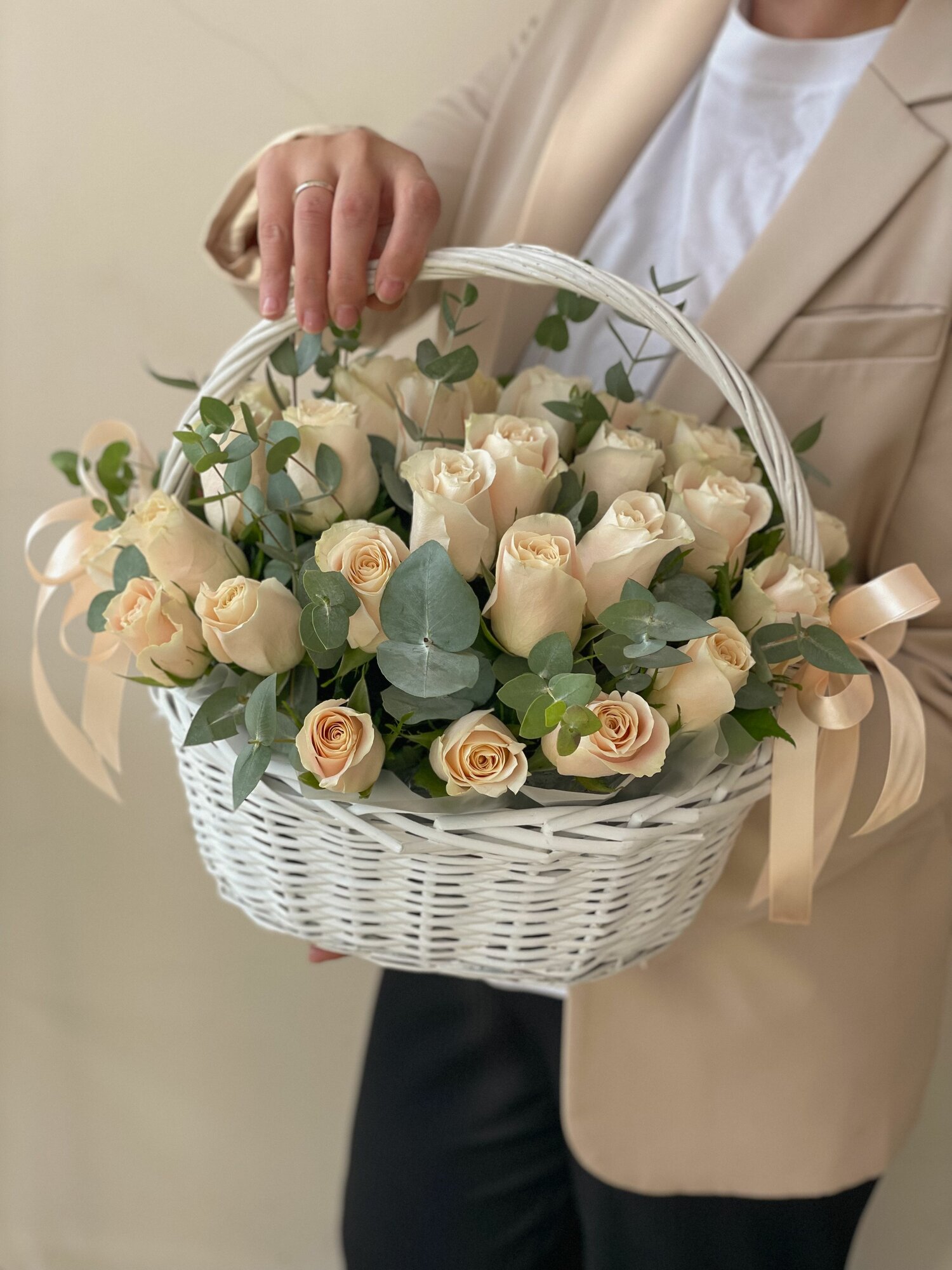 Корзина с цветами, розы для любимой девушке