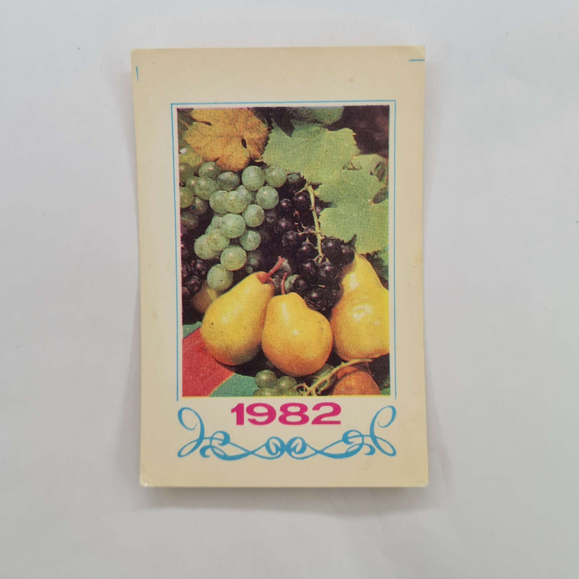Карманный календарик 1982. Плоды винограда и груши на фоне зелени. Календарь винтажный