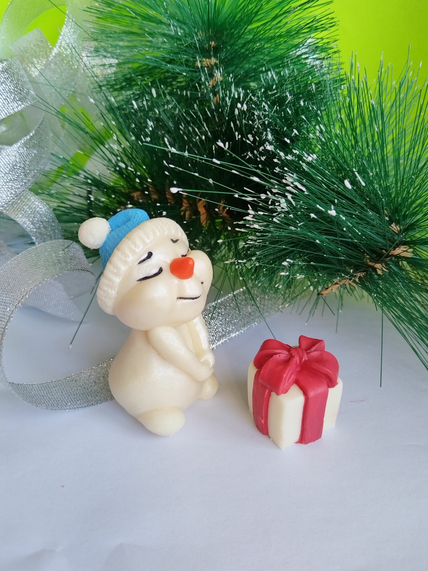 Шоколадная фигурка "Снеговик в голубой шапочке"/украшение на торт