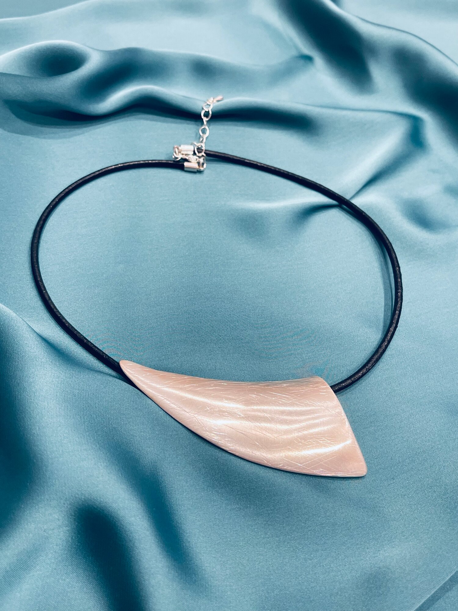 Колье, кожа