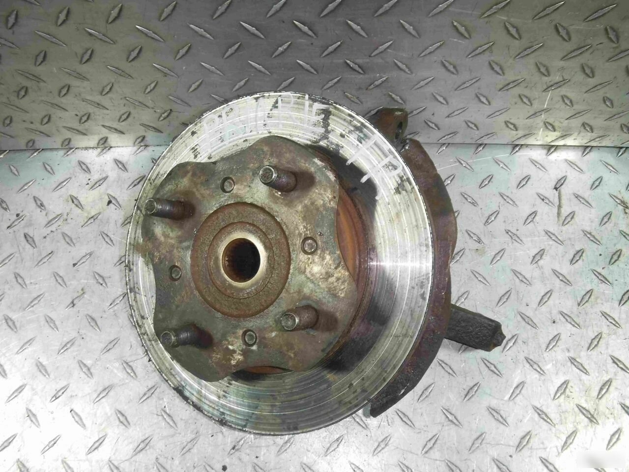 Кулак поворотный передний правый Nissan Prairie I (1982—1988) 4001403R00