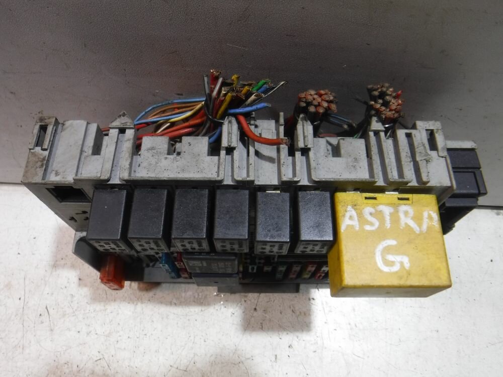 Блок предохранителей Opel Astra G 90589965