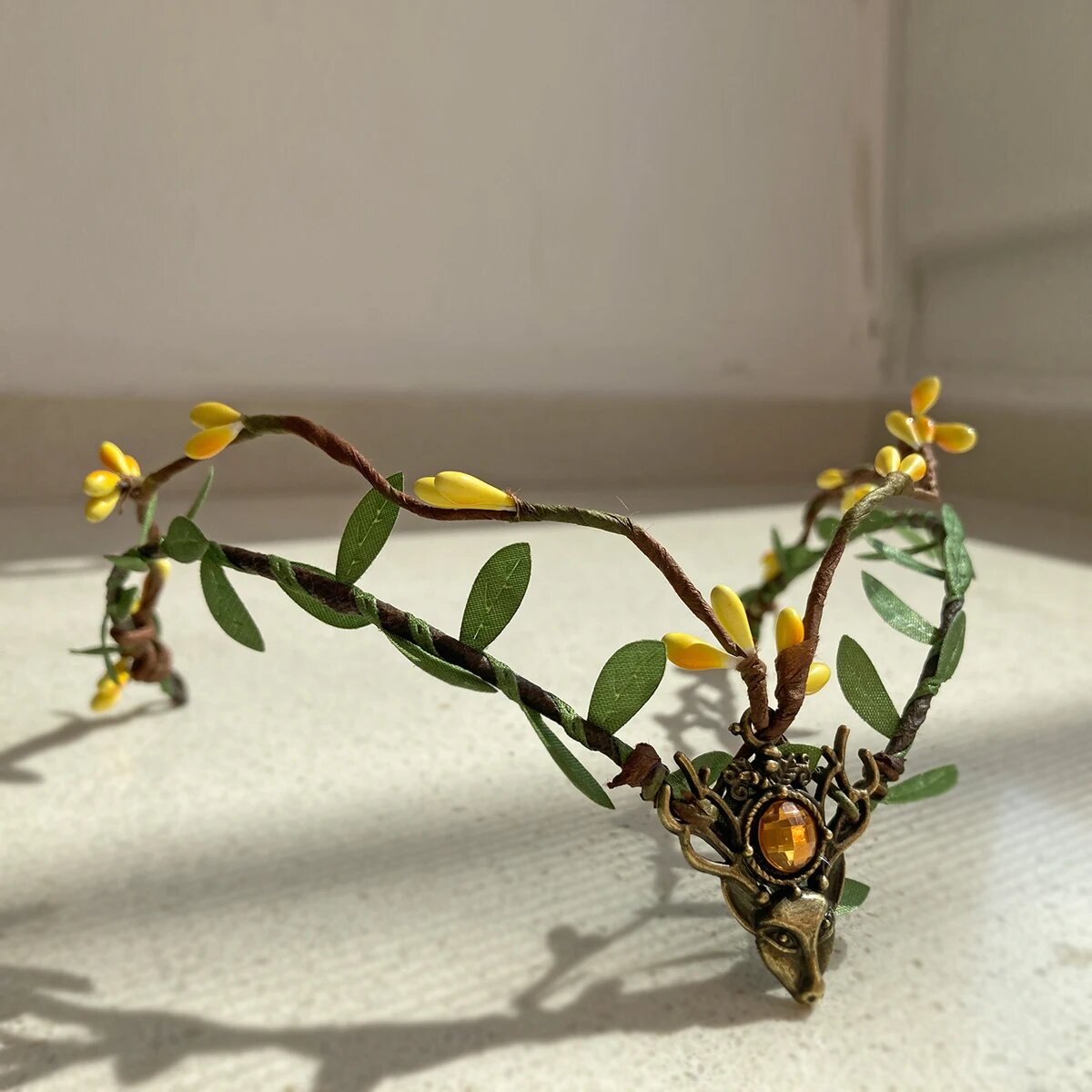 Корона эльфийская из сплава, желтый камень