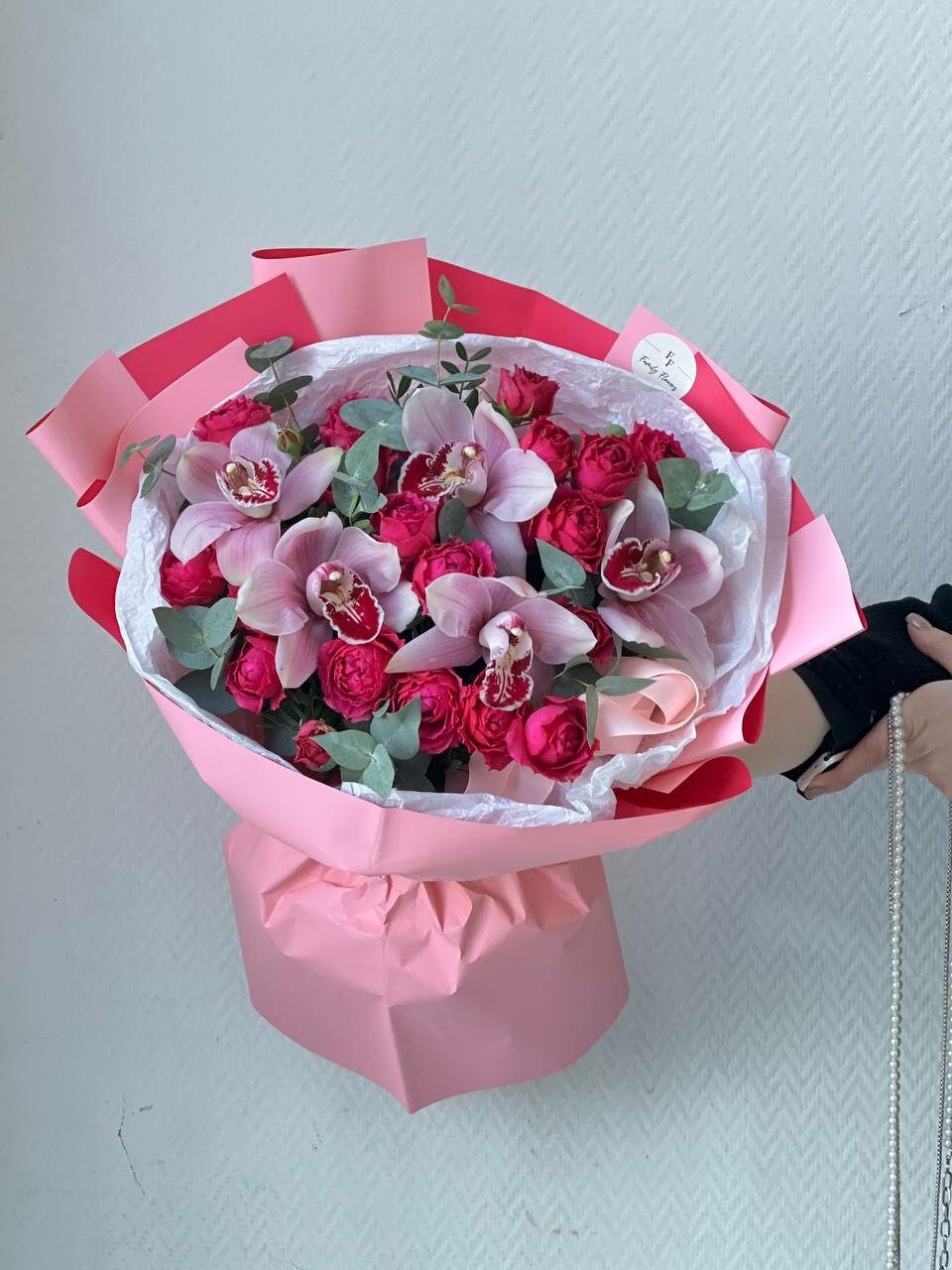 Букет "Орхидея", кустовые розы, орхидеи, ветви эвкалипт, зеленый фисташка, 35см