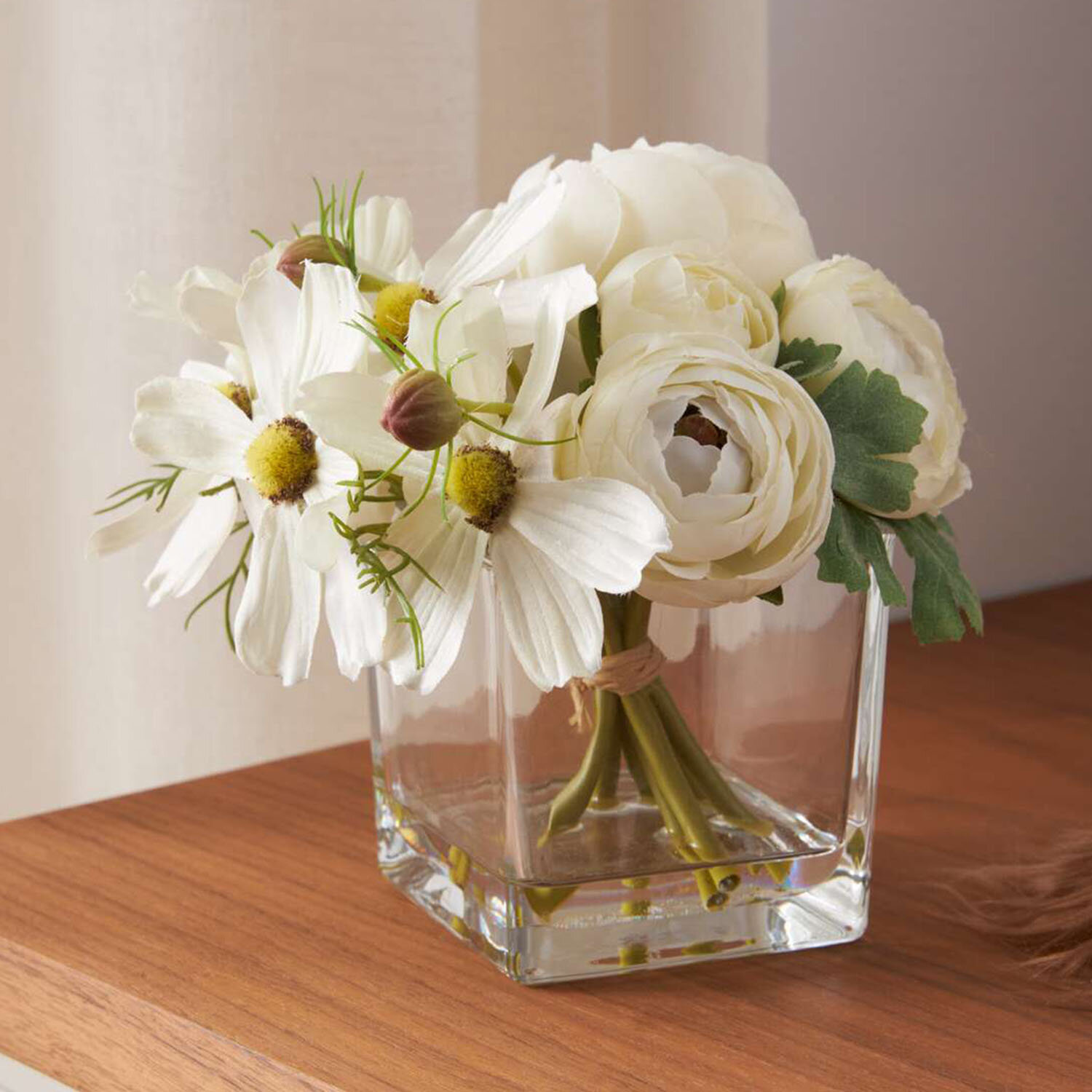 Декоративная композиция в вазе "Белые цветы"