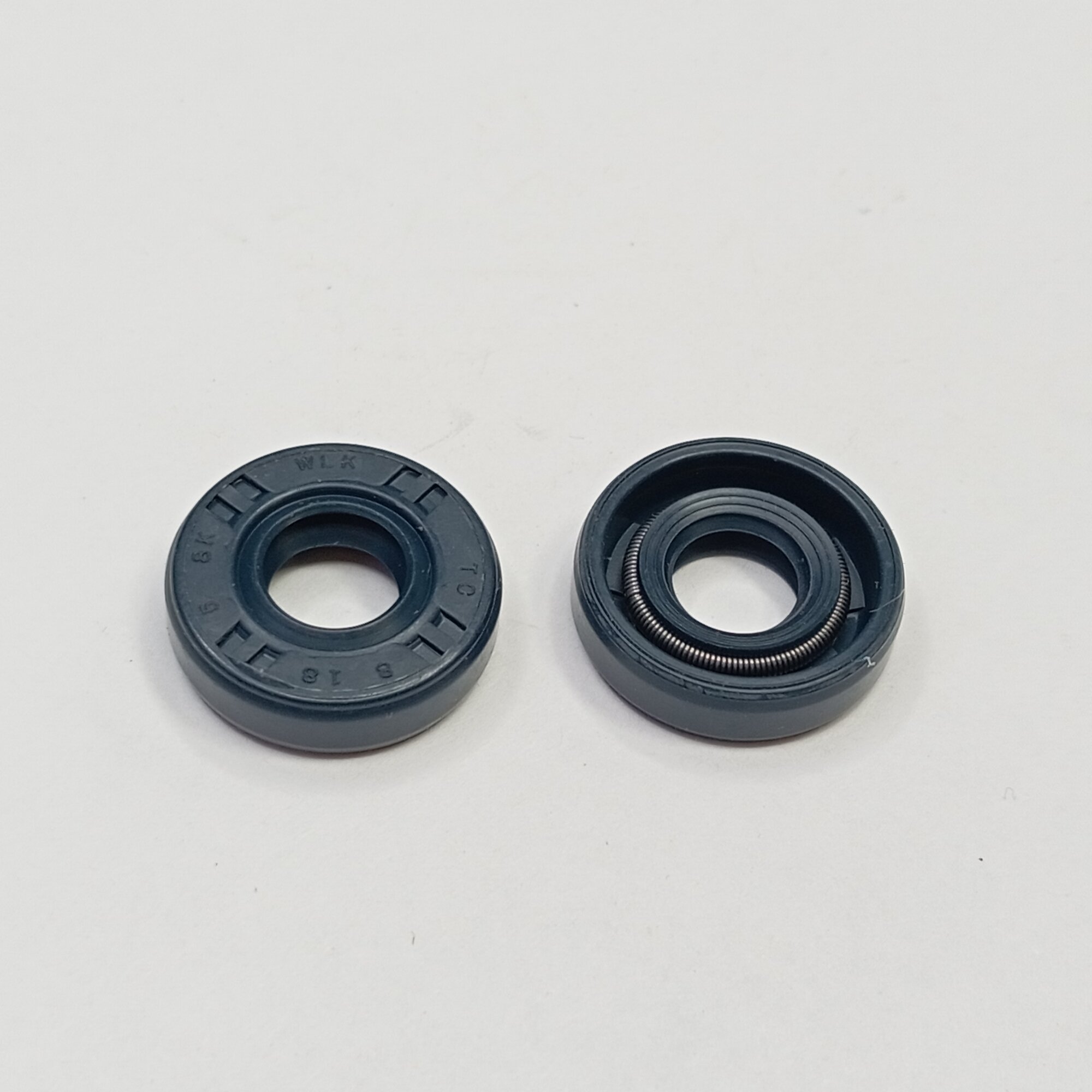 Сальник маслобензостойкий с пыльником (манжета армированная) 8x18x5 TC NBR 70-C WLK