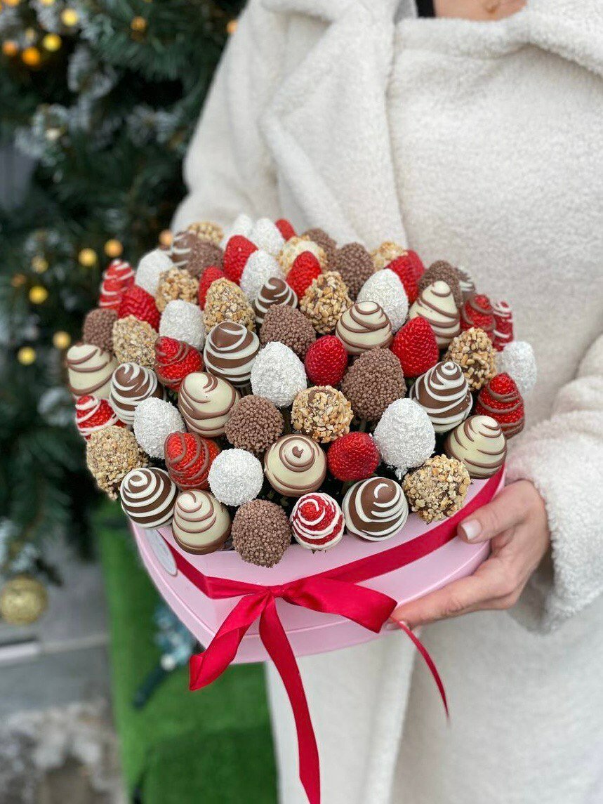 Коробка сердце с клубникой в белом и молочном шоколаде, орех, кокос, темный воздушный рис, Elegant 4, 30 см