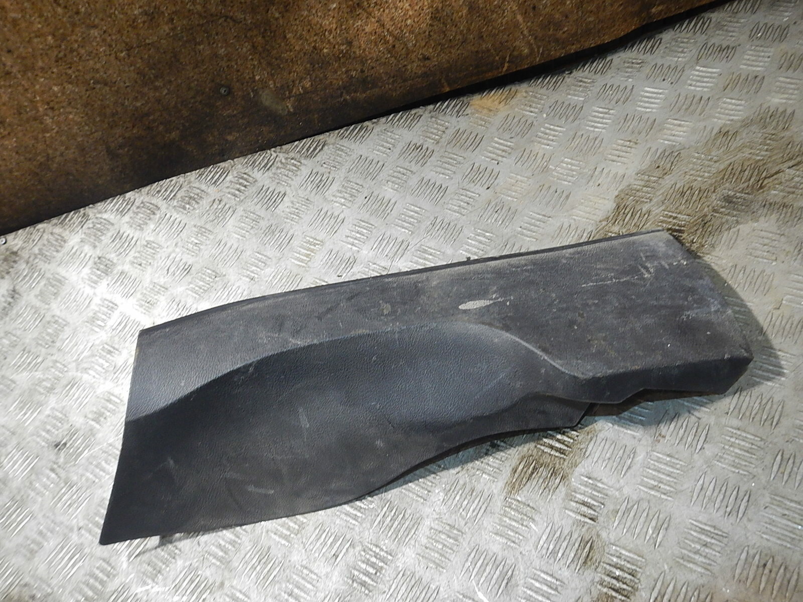 Б/У Обшивка стойки задней левой, Ford (Форд)-MONDEO (07-14) FORD MONDEO (07-14) Царапины. 598784 FORD арт. 1694113