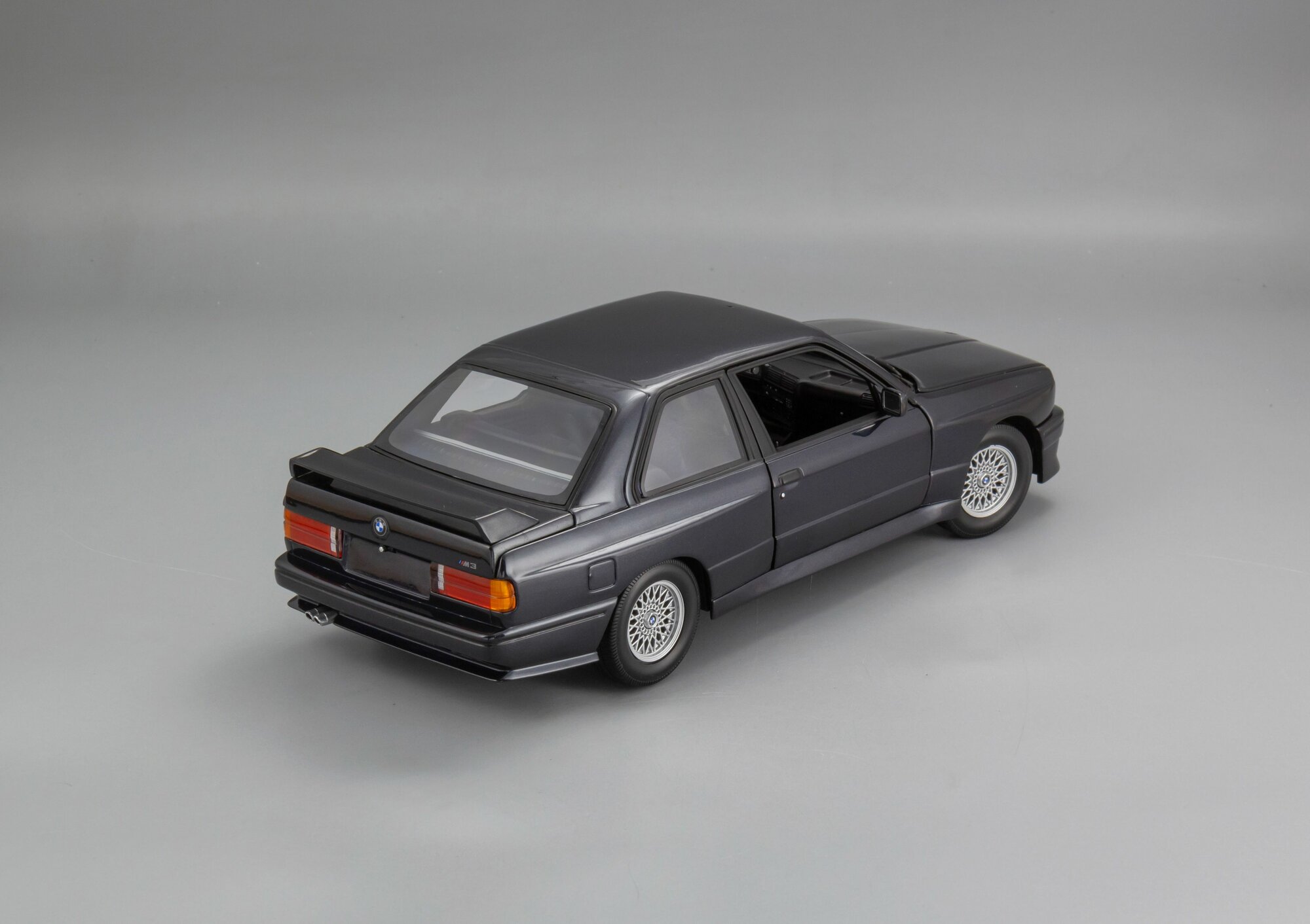 Масштабная модель BMW M3 (E30) - 1987, масштаб 1:18 от Minichamps — фото 1