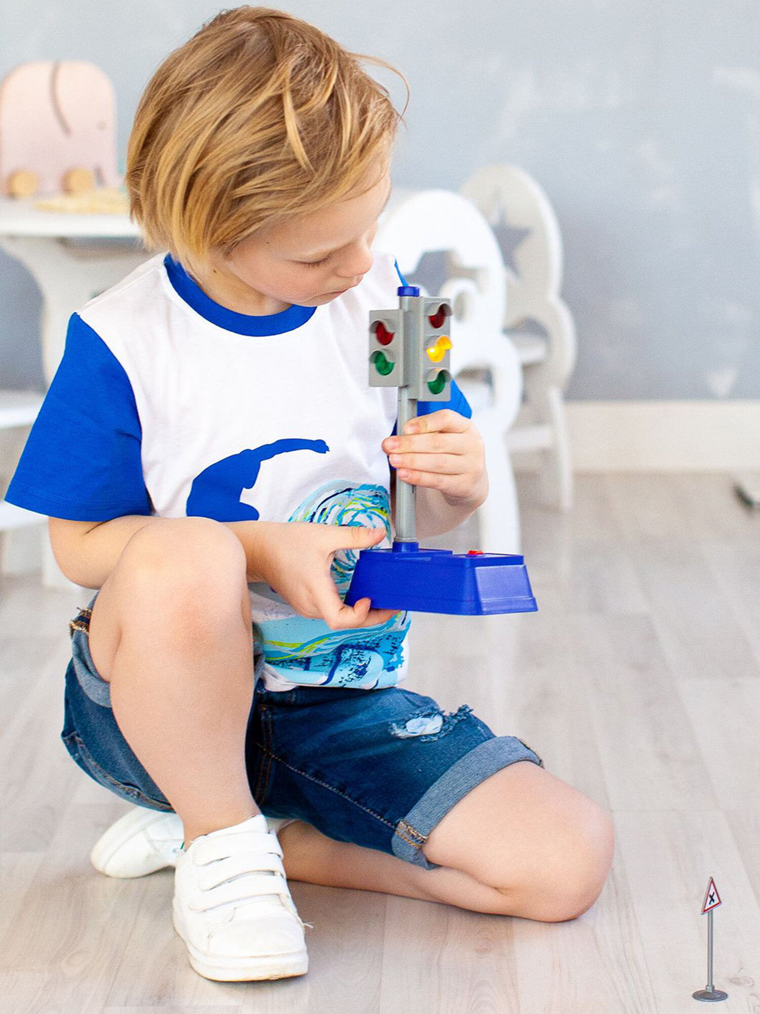 Светофор Givito "Мой город", (свет, звук, 23 см, 8 дорожных знаков) G208-001