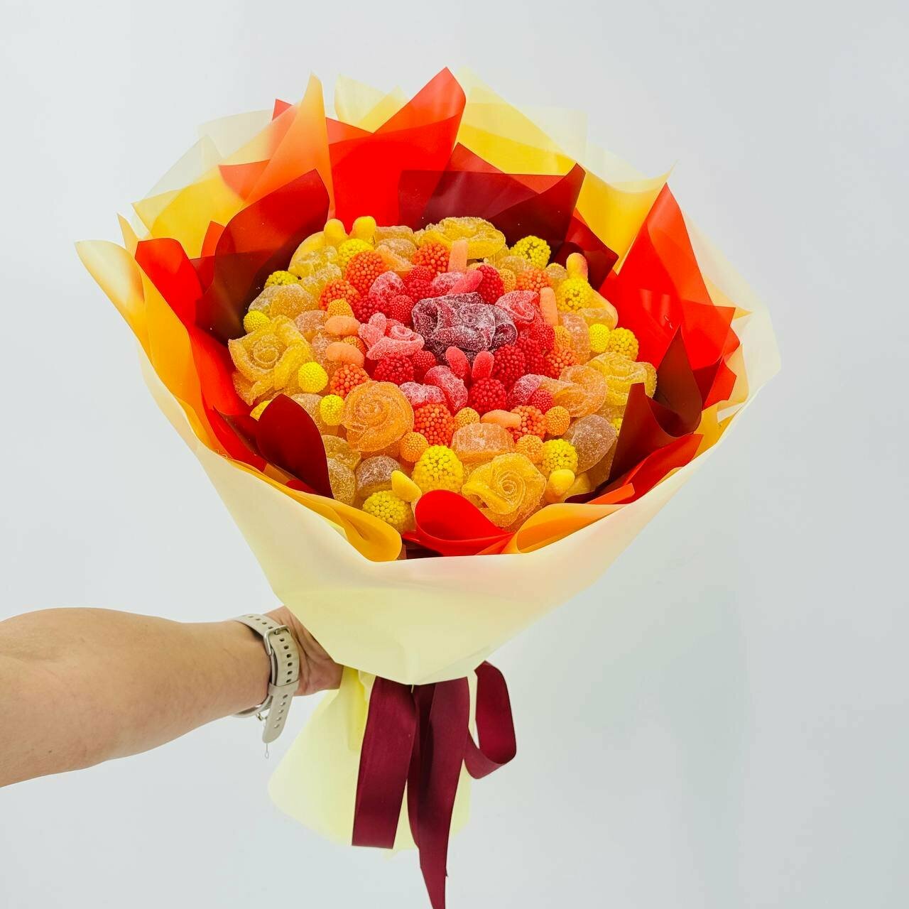 Сладкий букет выпускнику. Подарок на выпускной. Букет из зефира, мармелада и рахат лукум