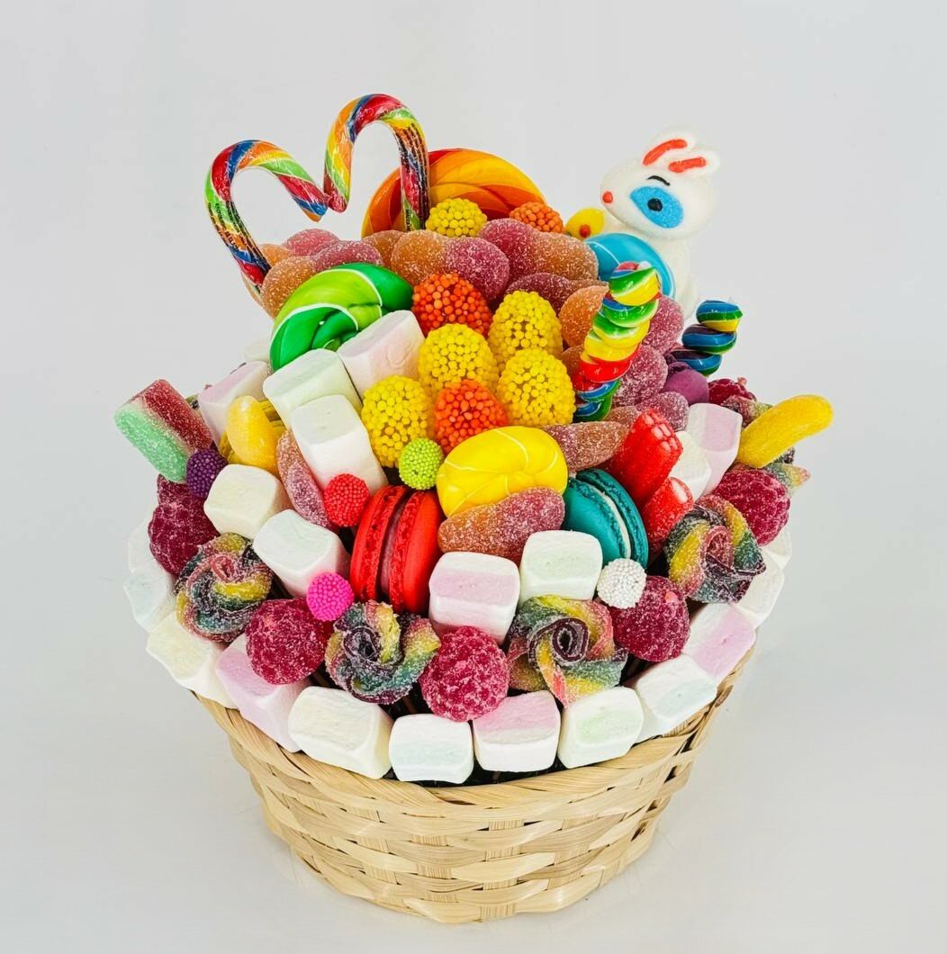Подарочная корзина сладостей. Сладкий букет из макарони, мармелада, маршмеллоу