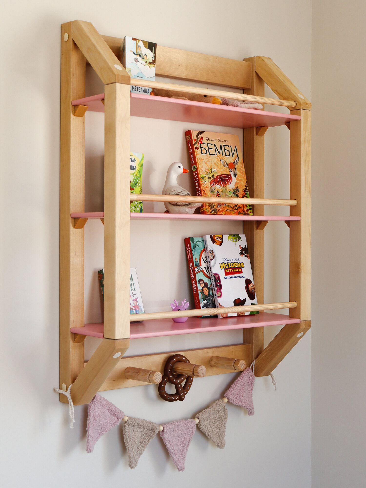 Настенная полка для книг и игрушек в детскую комнату монтессори