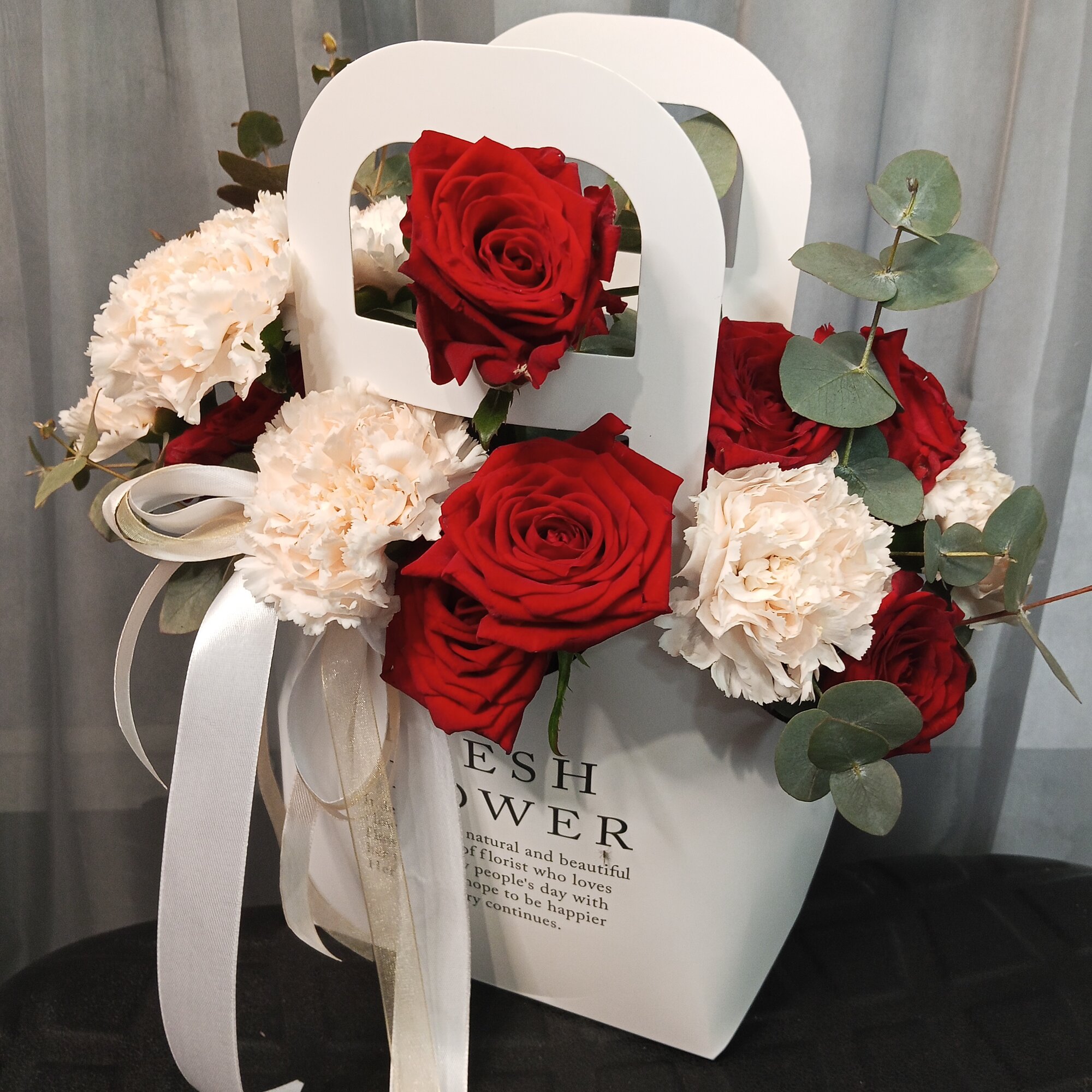 Большая композиция в сумке с розами и диантусом, живые цветы , цветы в губке