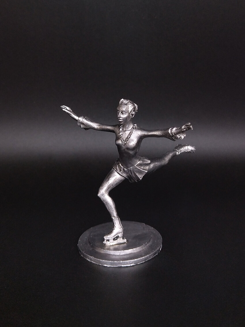 Оловянная миниатюра Фигуристка коллекционная статуэтка ручной работы в технике чернения