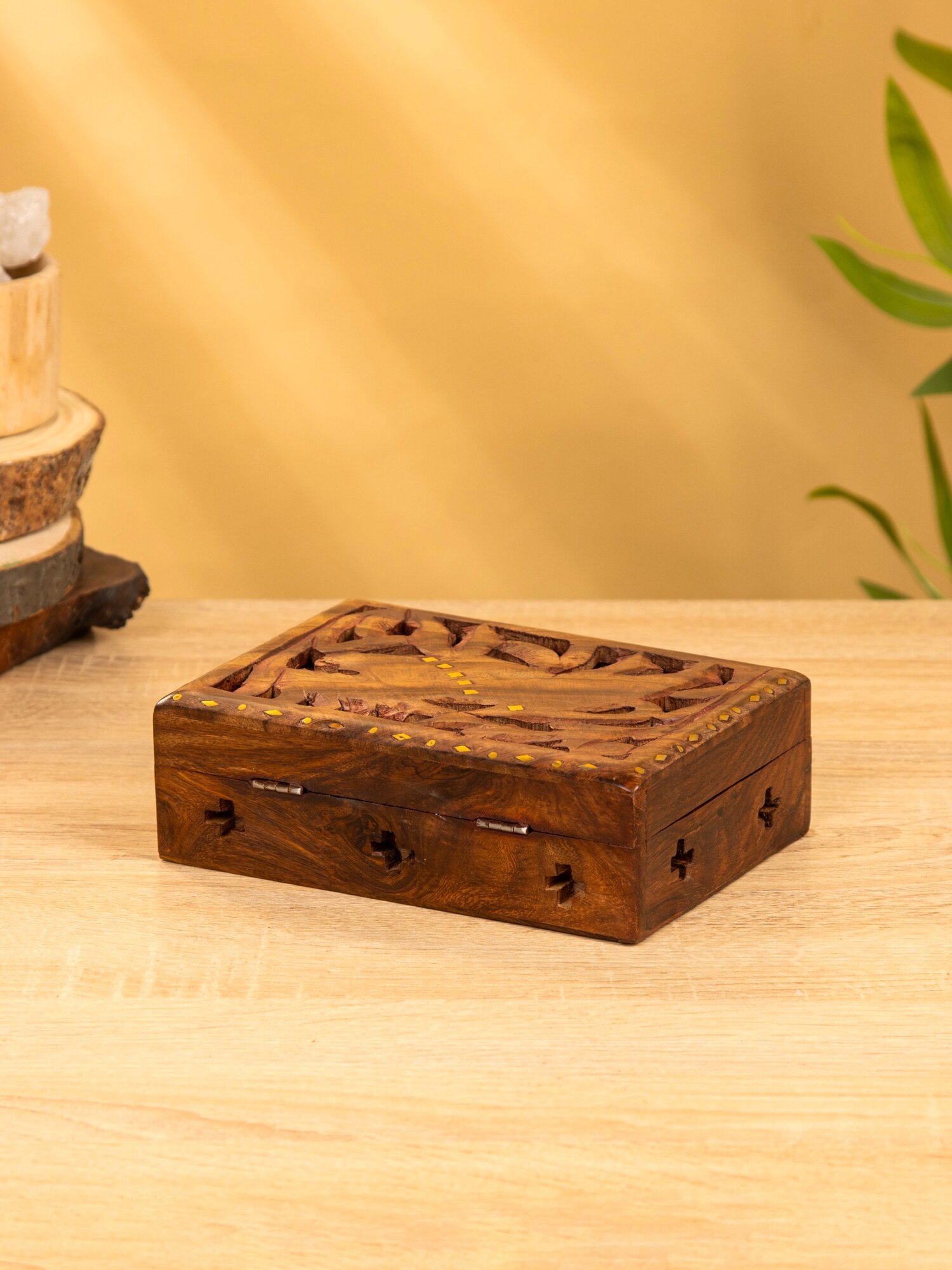 Шкатулка резная «Хранитель», 18×13×6 см, дерево шишам