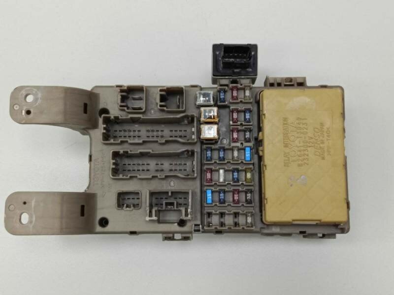 Блок предохранителей Toyota Corolla E120 2001-2007