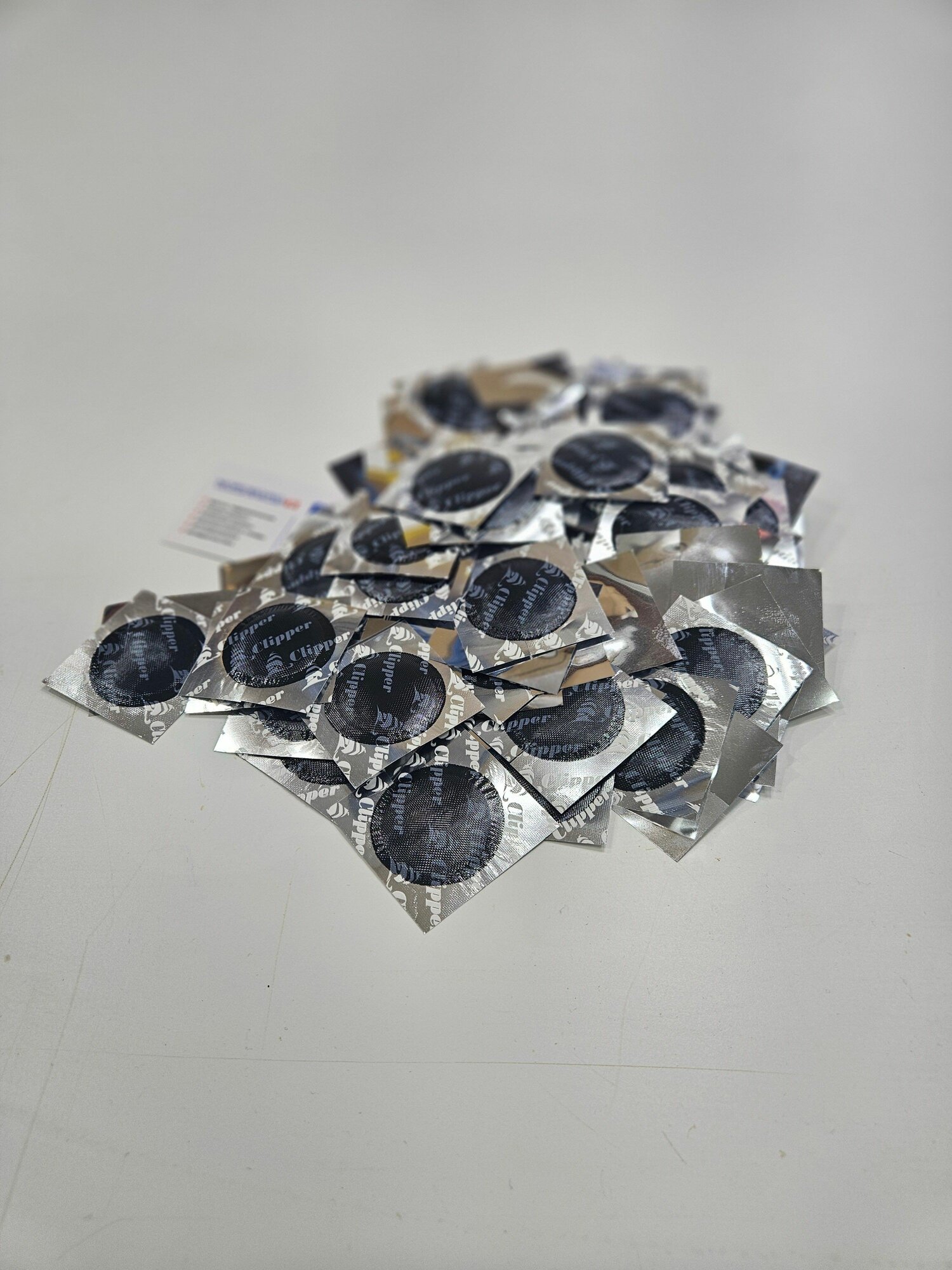 Набор заплат для ремонта камер на фольге в пакете 38мм (100шт) / Заплатки камерные для шиномонтажа Clipper B038TP