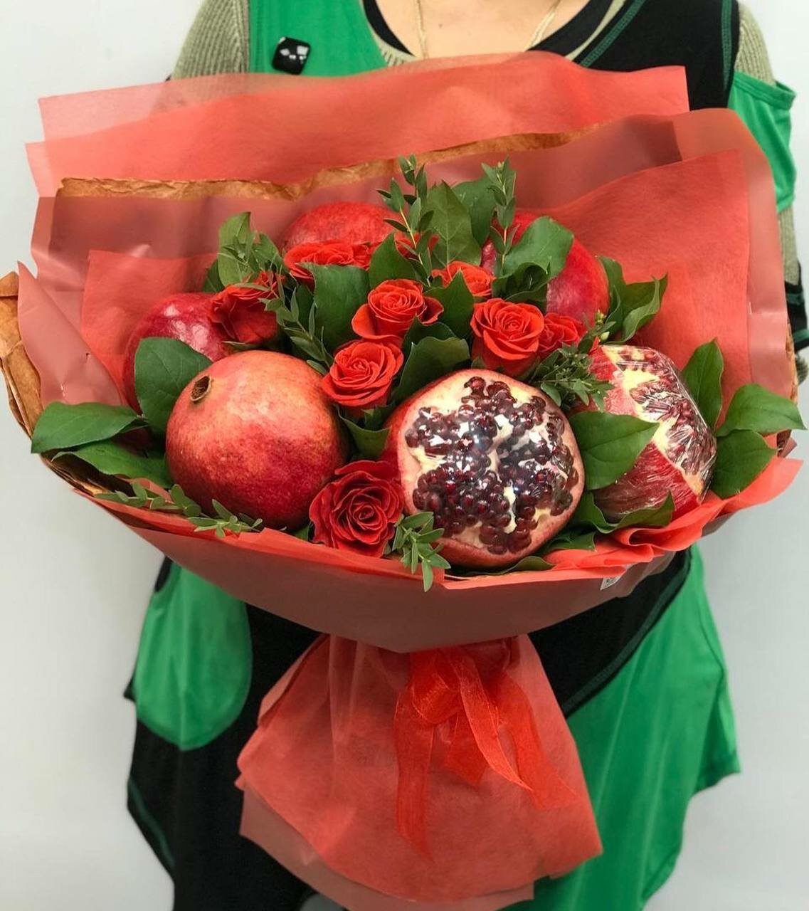 Букет из фруктов и красных роз «Сочный гранат» - S (до 30 см)