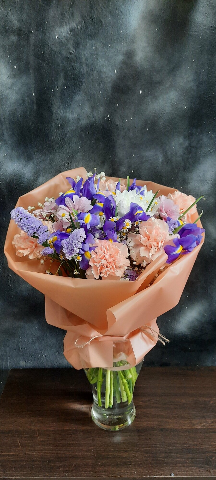 Авторский букет с ирисами и диантусами