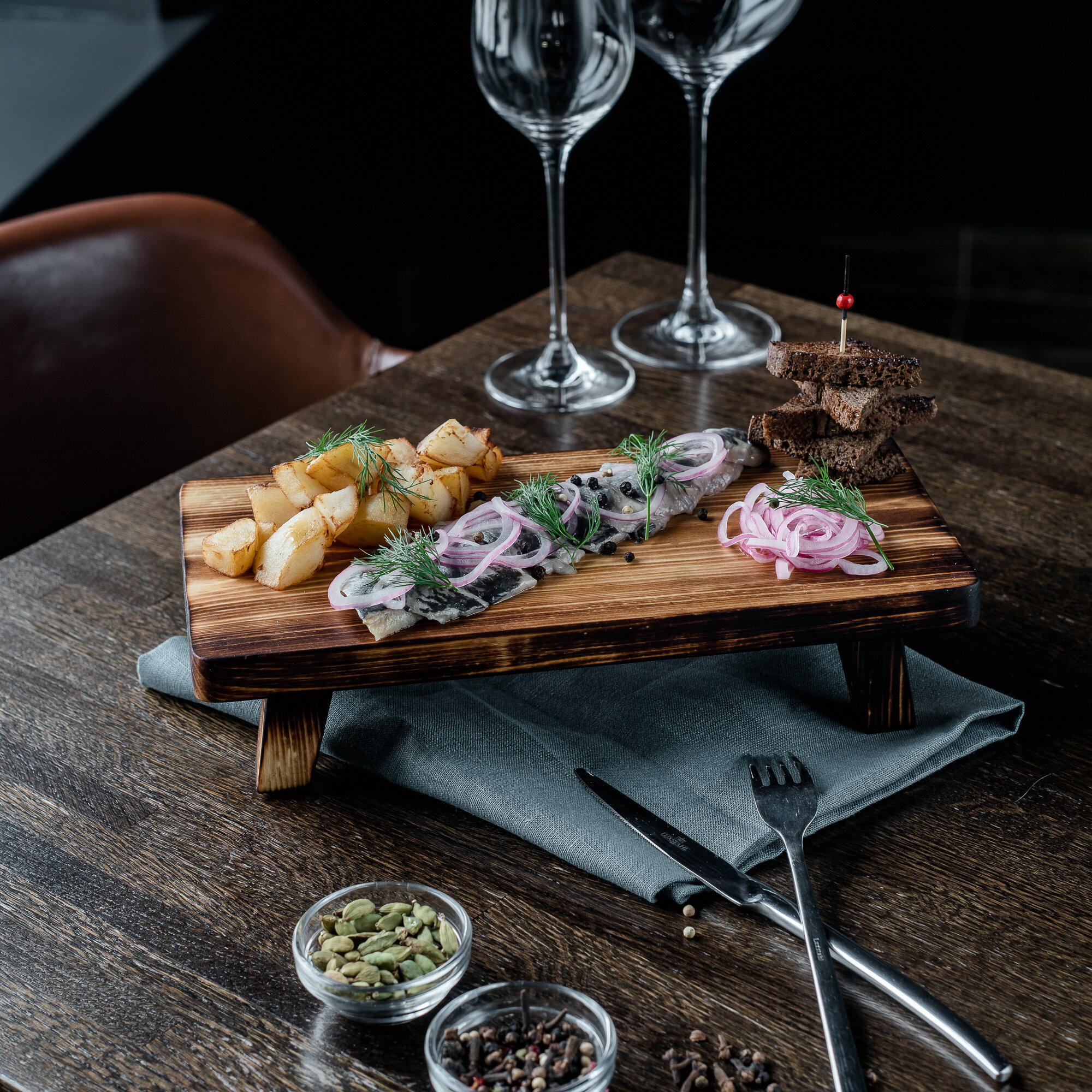 Деревянная сервировочная доска для подачи блюд и закусок из древесины кедра. Art of Siberia. RD14