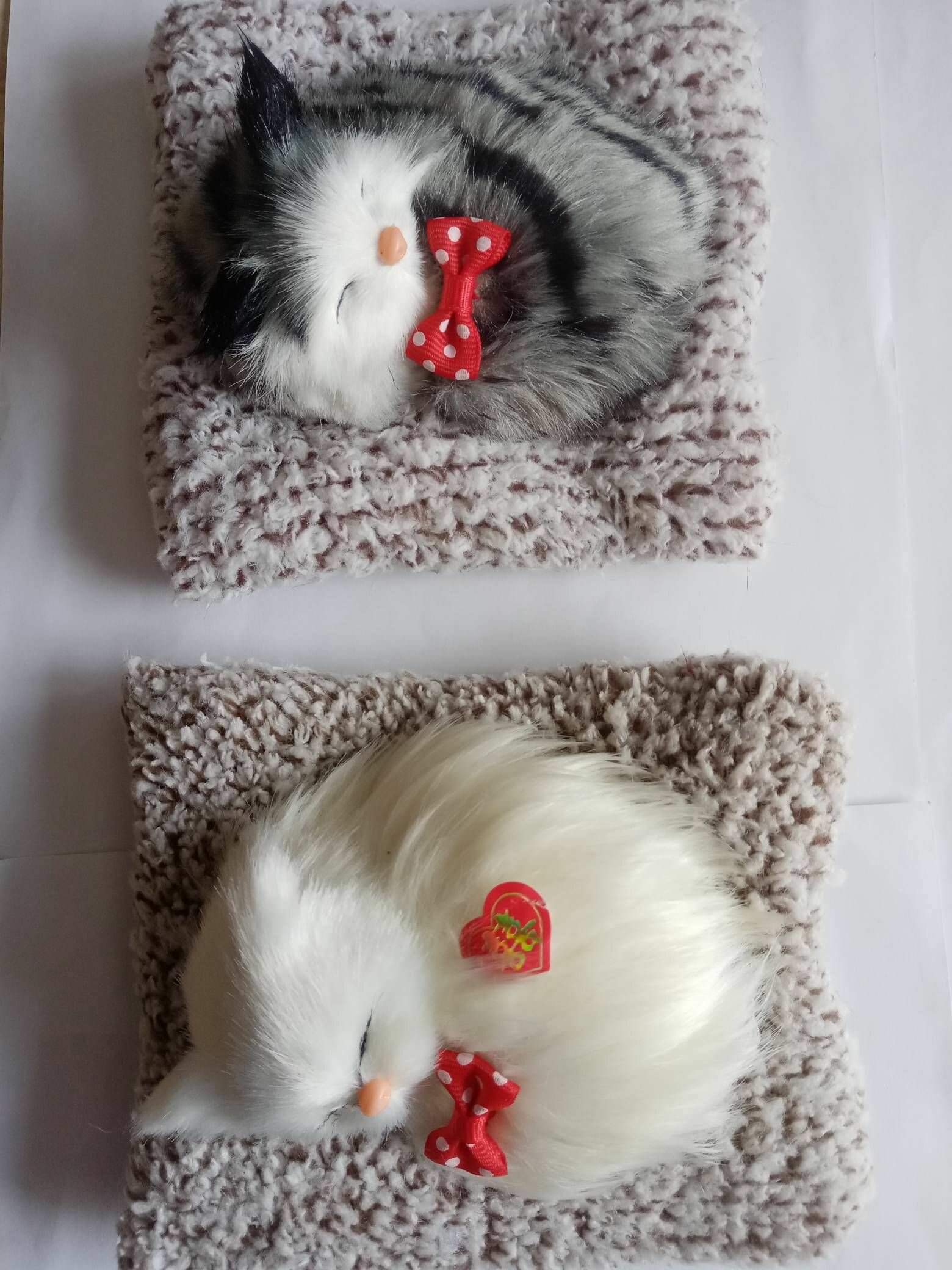 *Котенок спящий на подушке*, мяукающий ( 15см. х11см)/Набор 2 котенка (белый и серый)