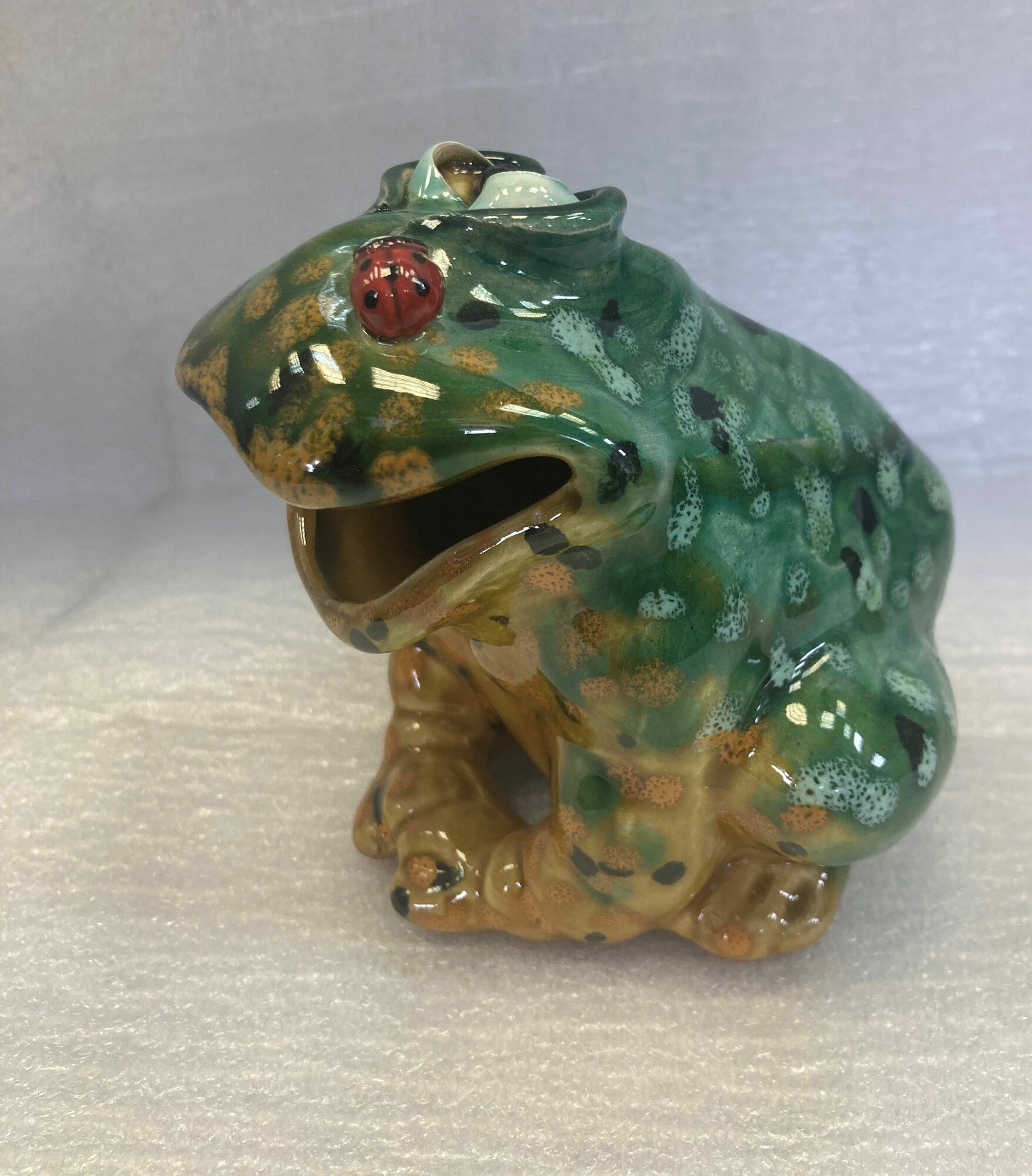 АРТ-Салон на Октябрьской статуэтка "Лягушонок с открытой пастью", 12х9х12 см; керамика, цветные глазури; ручная работа;