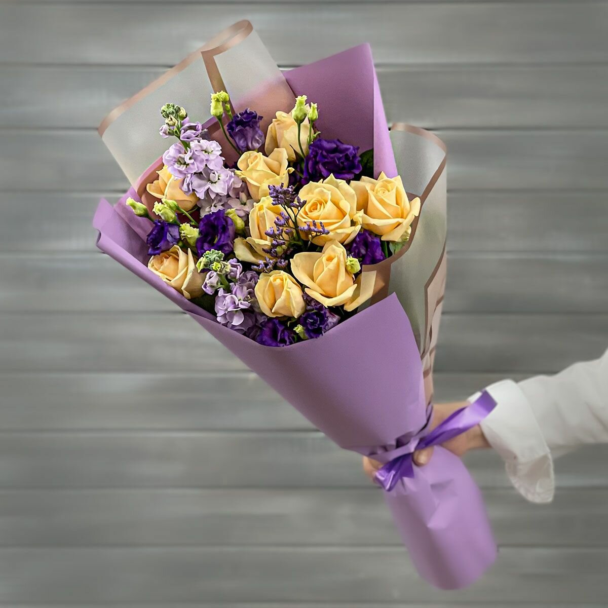 Букет из живых цветов роз, лизиантусов и маттиолы