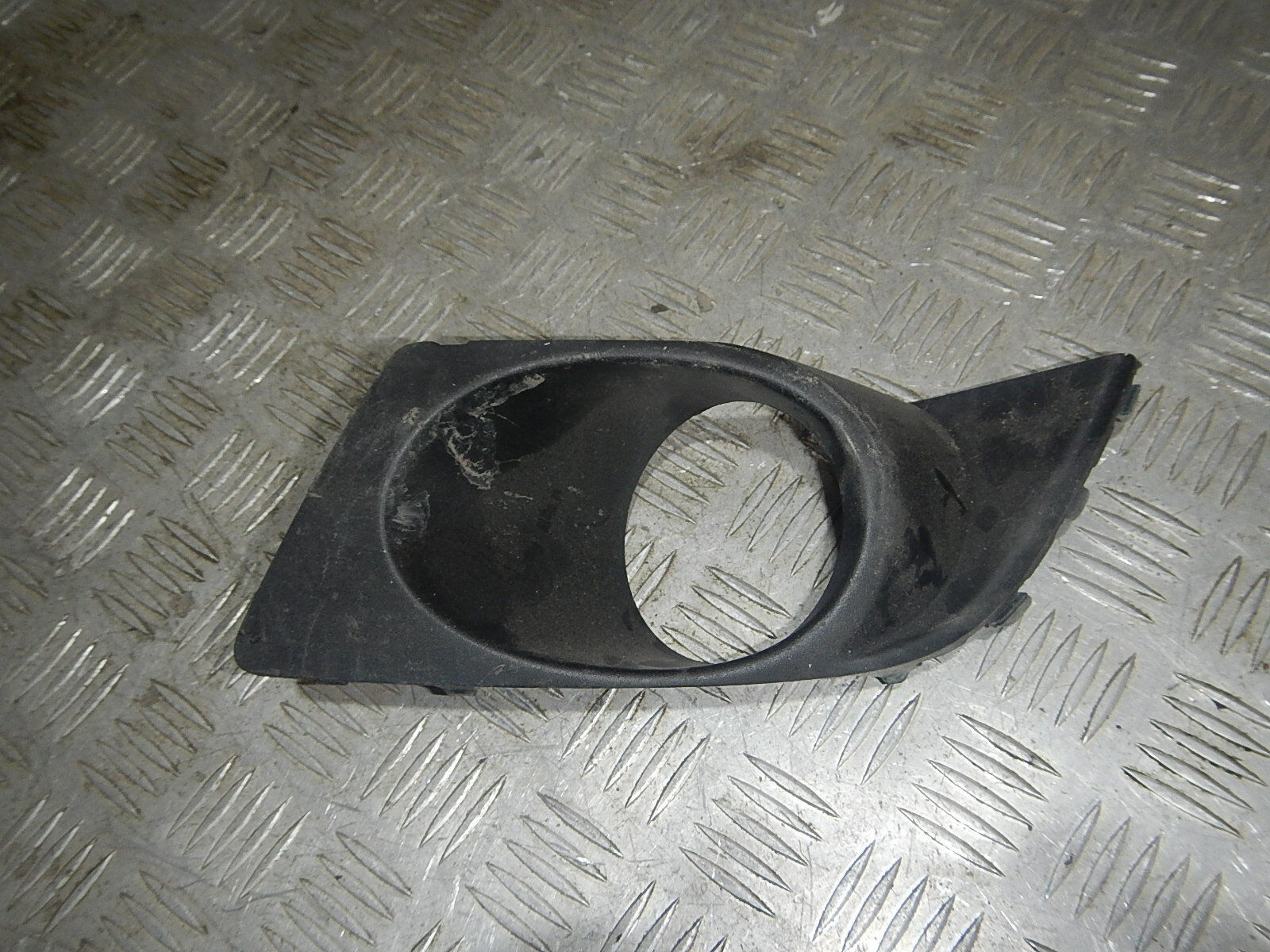 Б/У Рамка противотуманной фары левой, Subaru (Субару)-LEGACY (B13) (03-09) SUBARU LEGACY (B13) (03-09) Царапины. 303132 ...