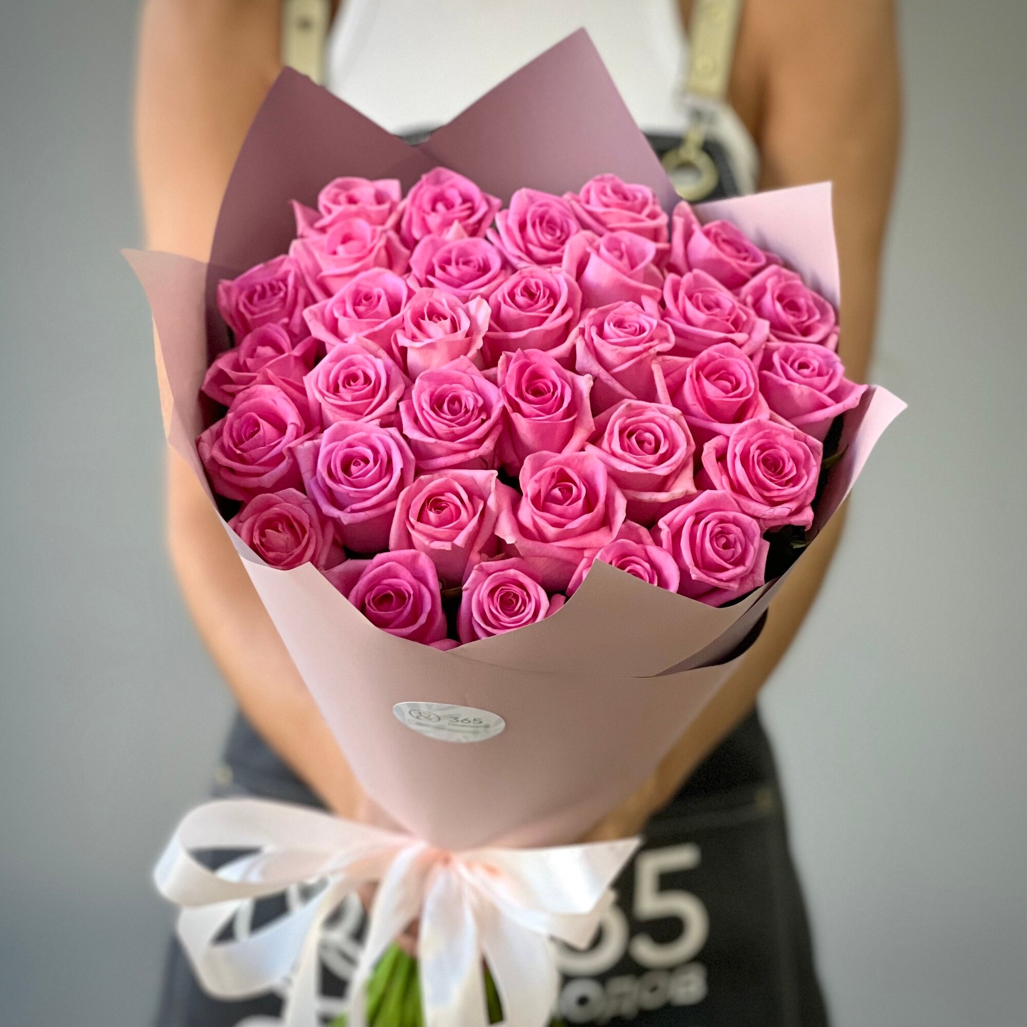 Букет из 31 розовой розы 60 см в стильной упаковке. «365 Поводов» - живые цветы с доставкой