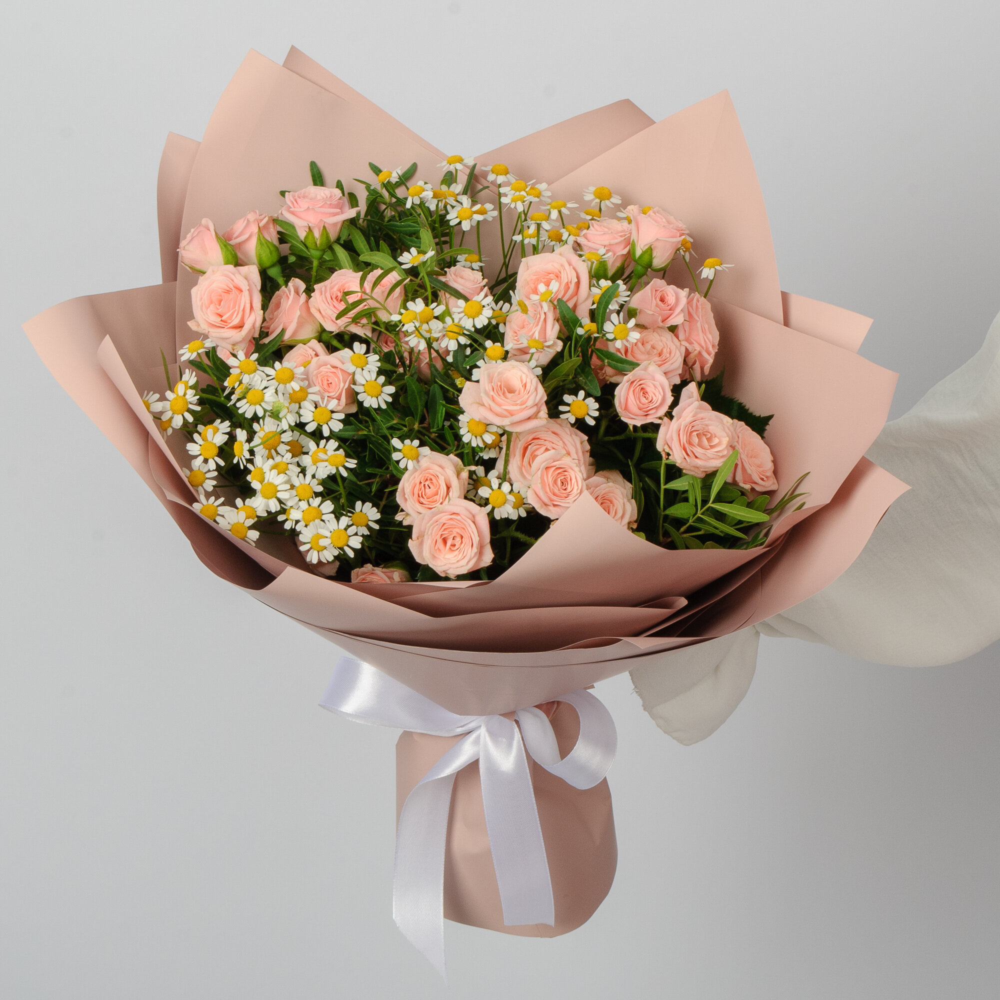 Букет СоюзЦветТорг "Нежный поцелуй", сборный, 7 цветов, высота 40см