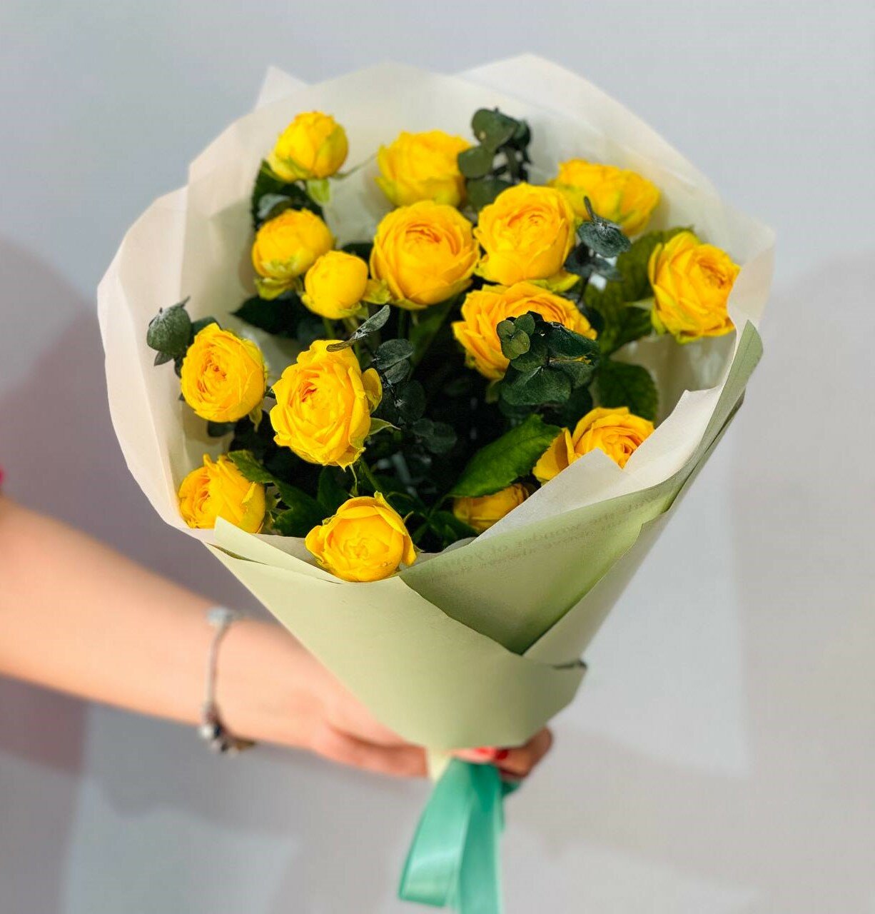 Букет из 5 жёлтых кустовых роз